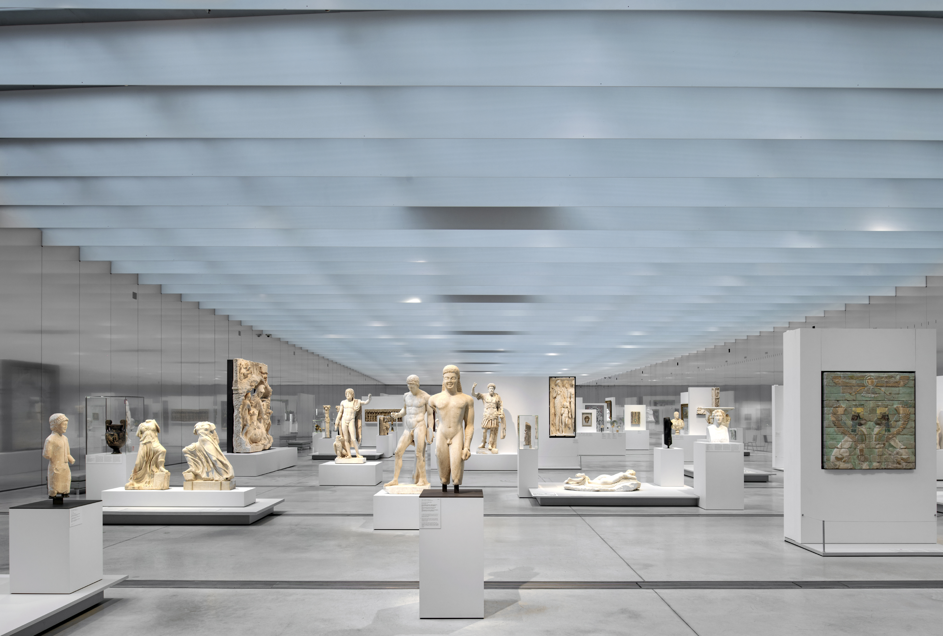 Gallery of Display Cases in the Louvre Lens - 1