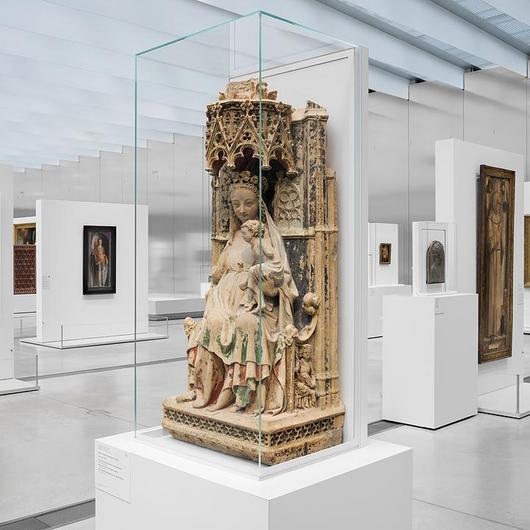 Gallery of Display Cases in the Louvre Lens - 2