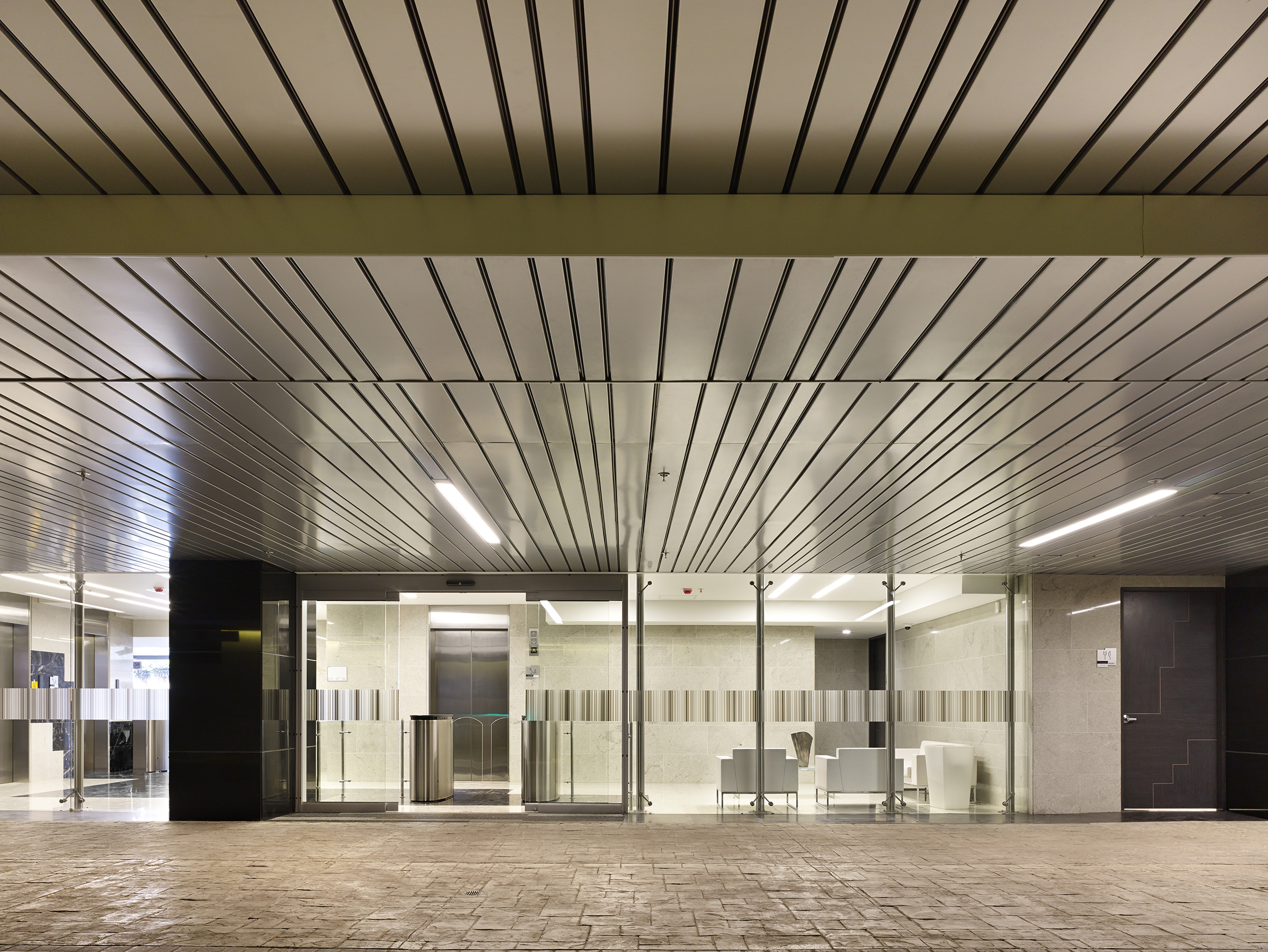 Galeria de Cielo Lineal Multipanel B - 3