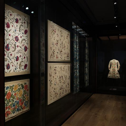 Display Cases in the New York Met from Goppion