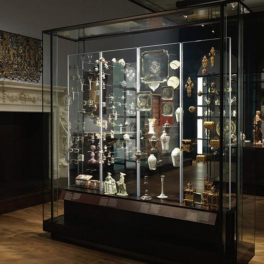 Display Cases in the New York Met from Goppion