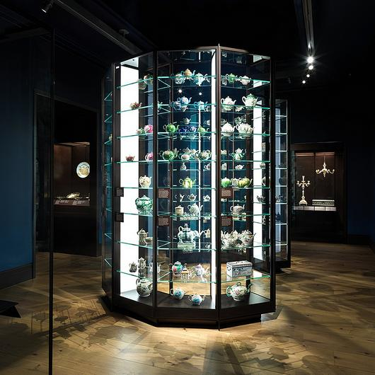 Display Cases in the New York Met from Goppion
