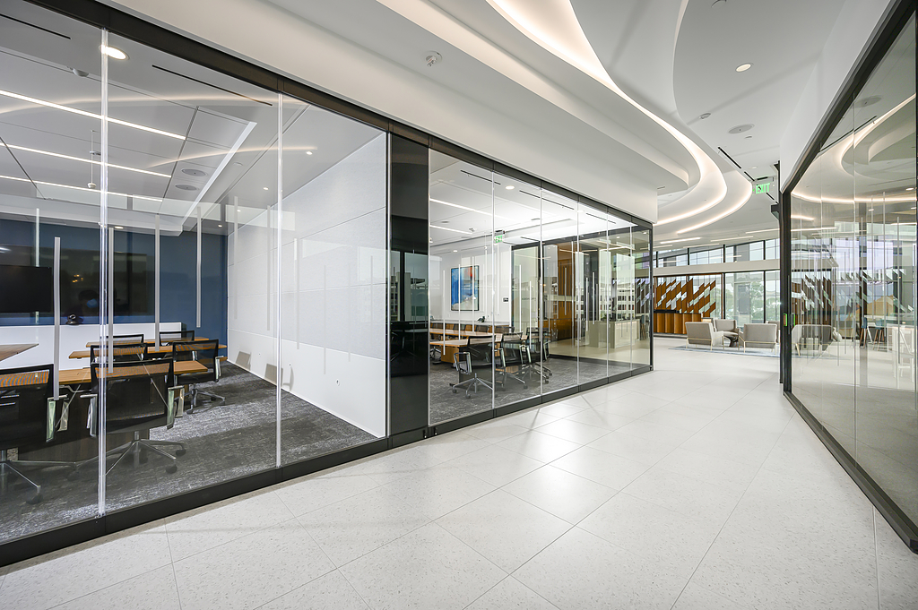 Vertically Folding Operable Walls – Zenith® Premium Series from Skyfold