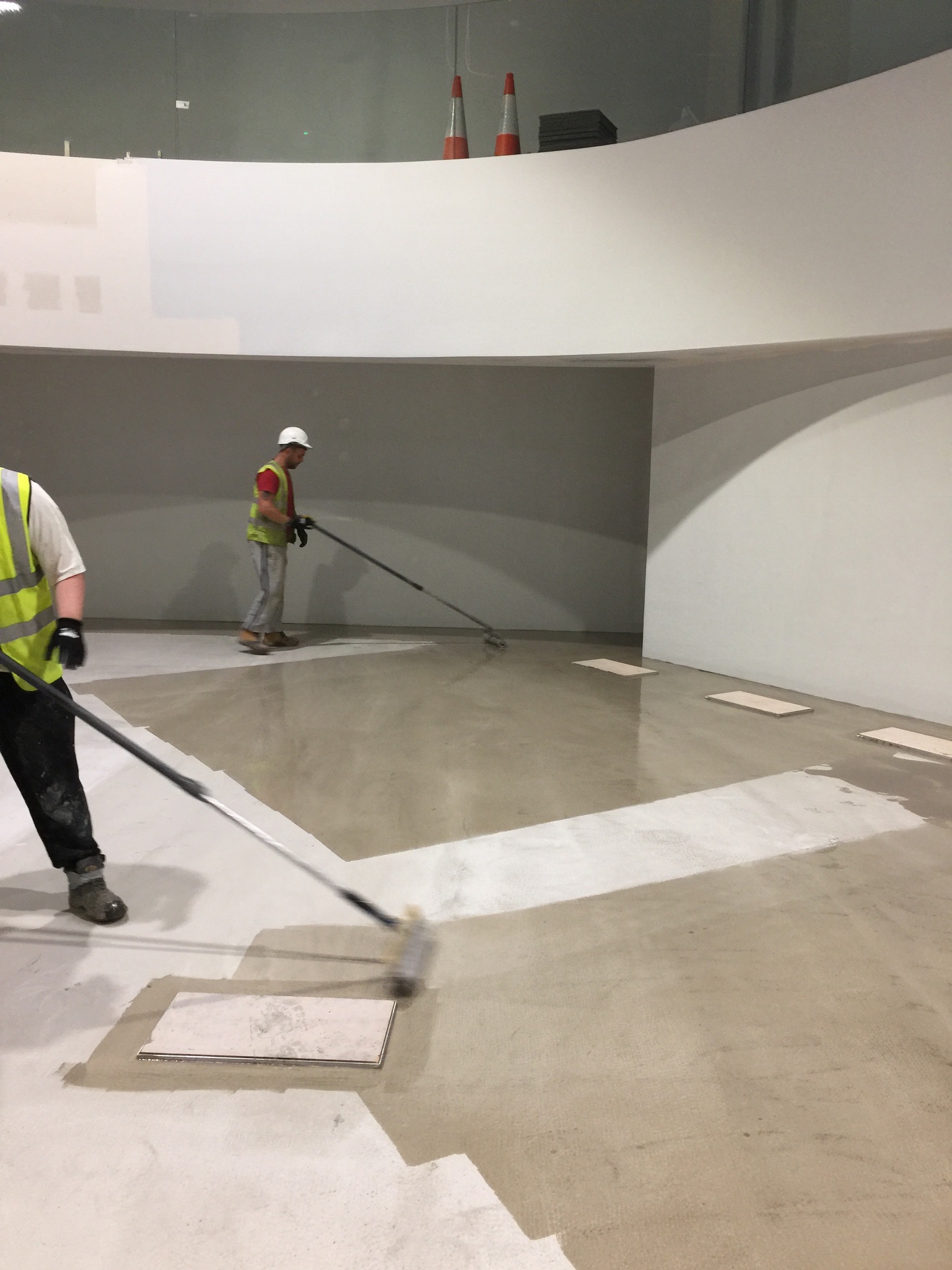 Galeria de Contrapiso autonivelante Sika® Level-125 - 4