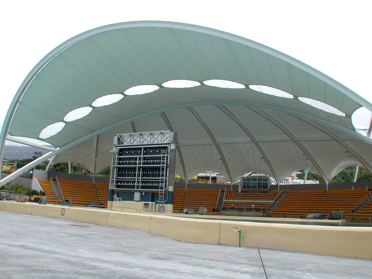 Gallery of Single Layer Covers and Façades - 25