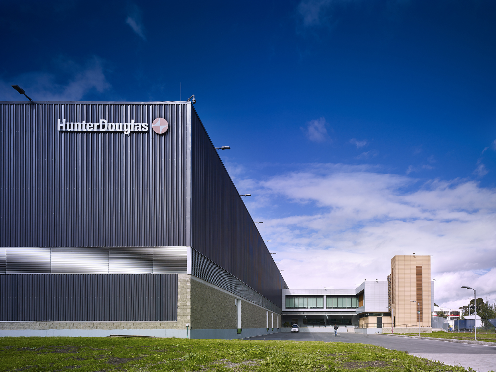 Galeria de Revestimientos y cielos Hunter Douglas en su Planta de ...