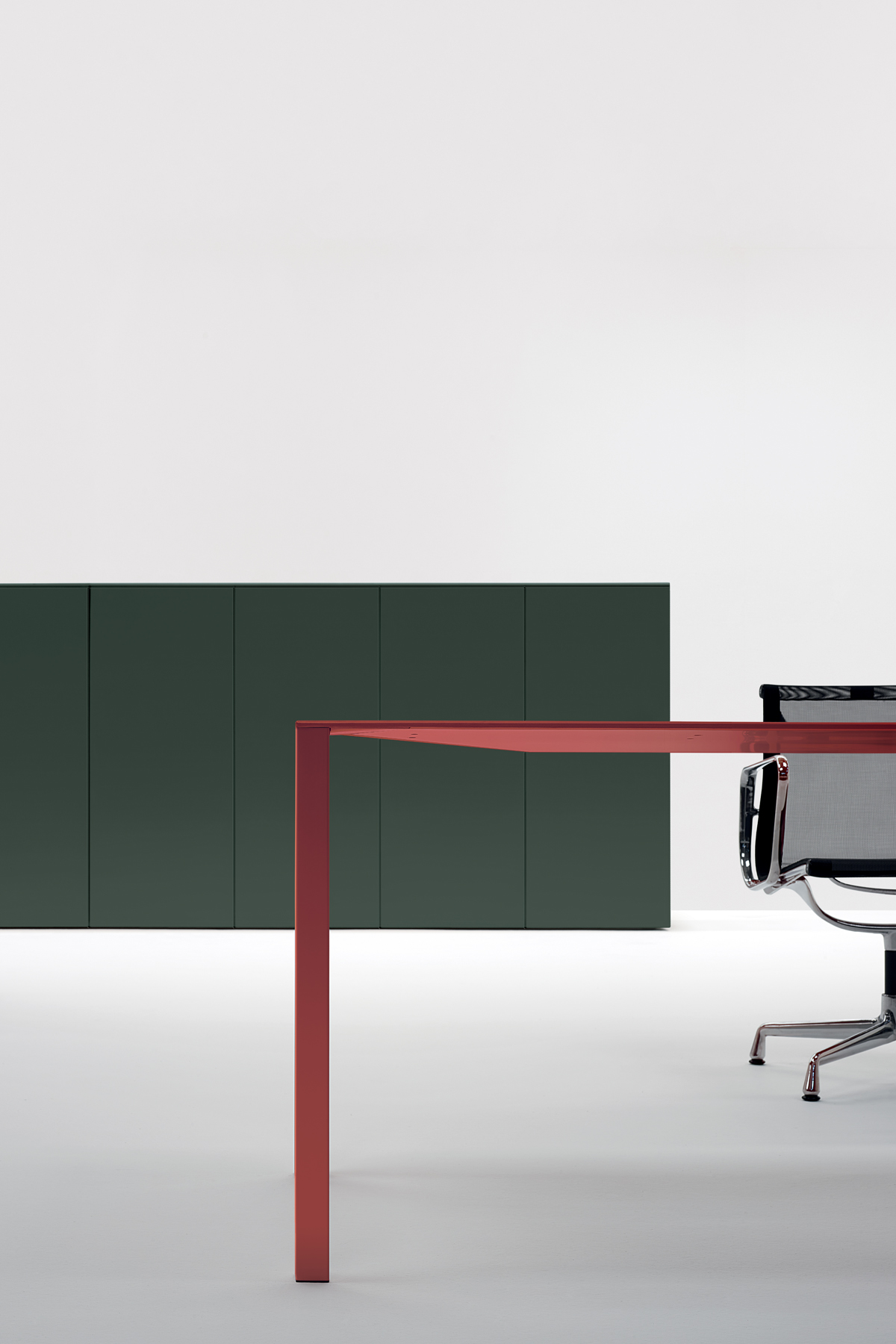 Executive Desk - LessLess Color from UniFor