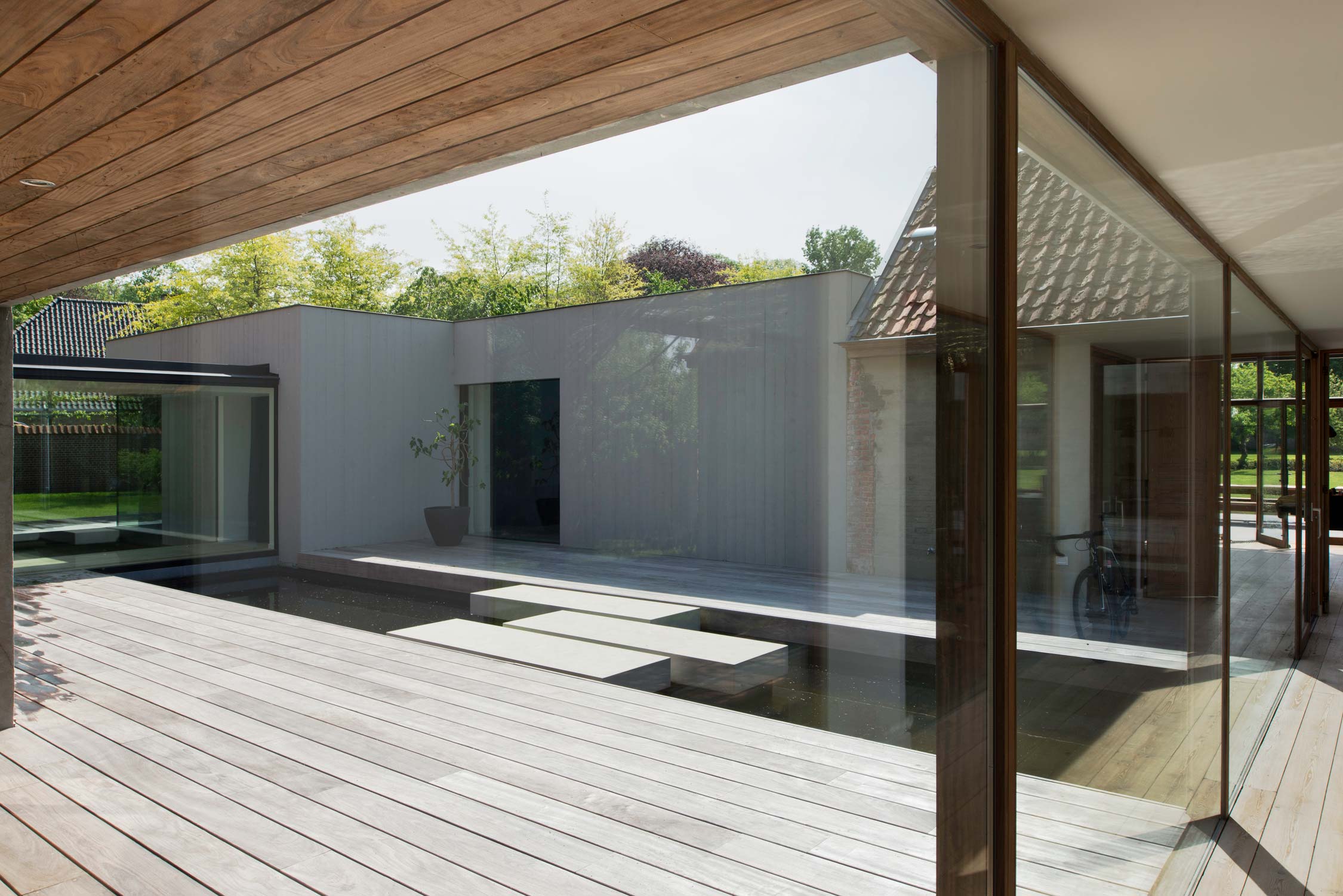 Gallery of Corner Window in Entourage Residence - 3