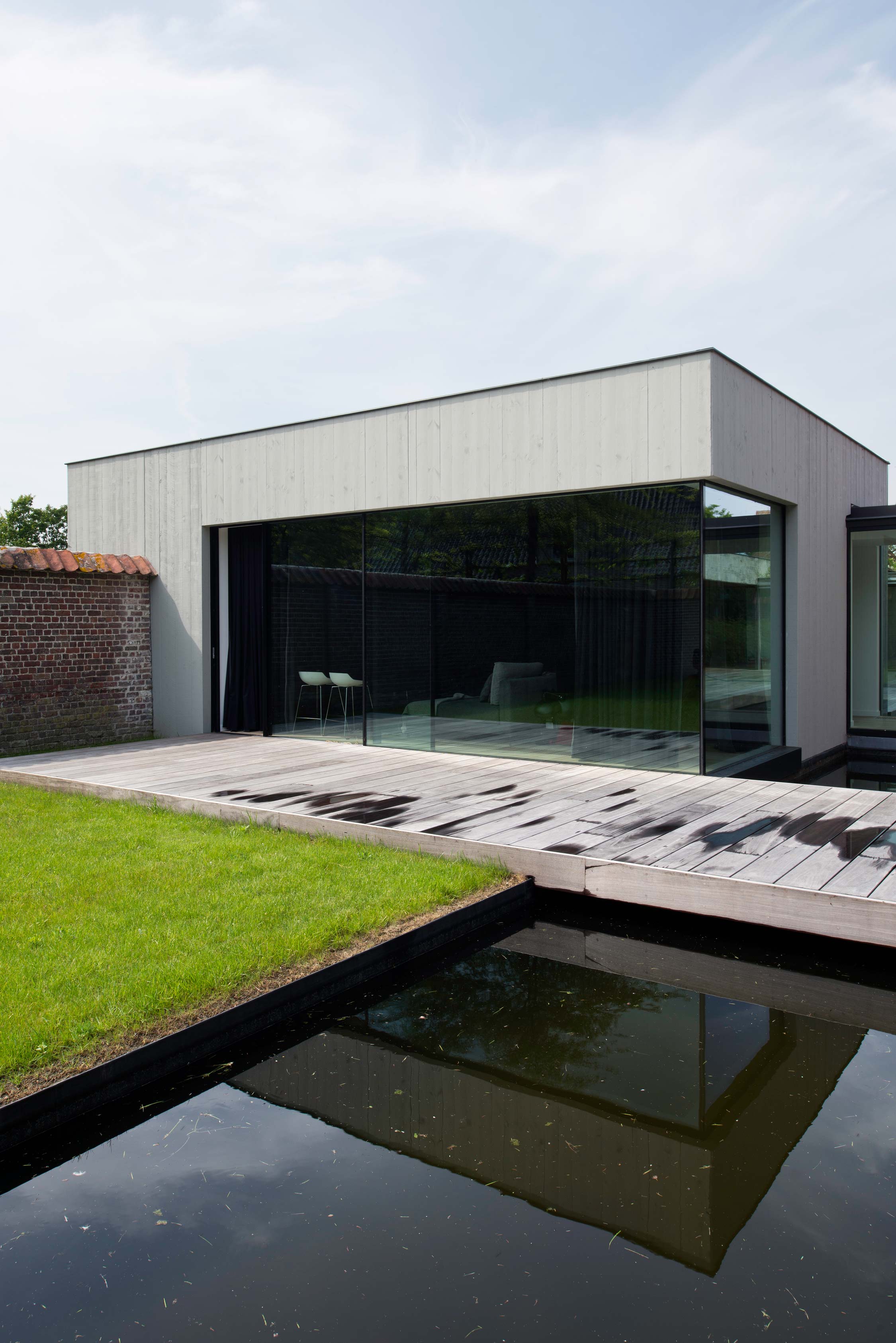 Gallery of Corner Window in Entourage Residence - 5