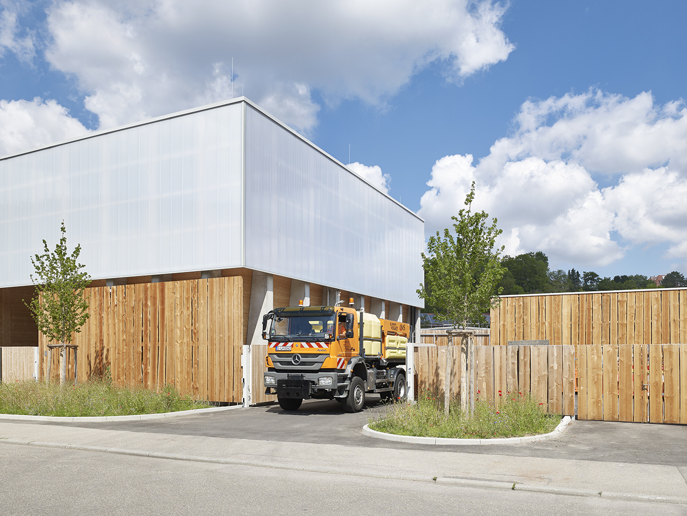 Gallery of Translucent Building Elements in AWS Waste Depot - 3