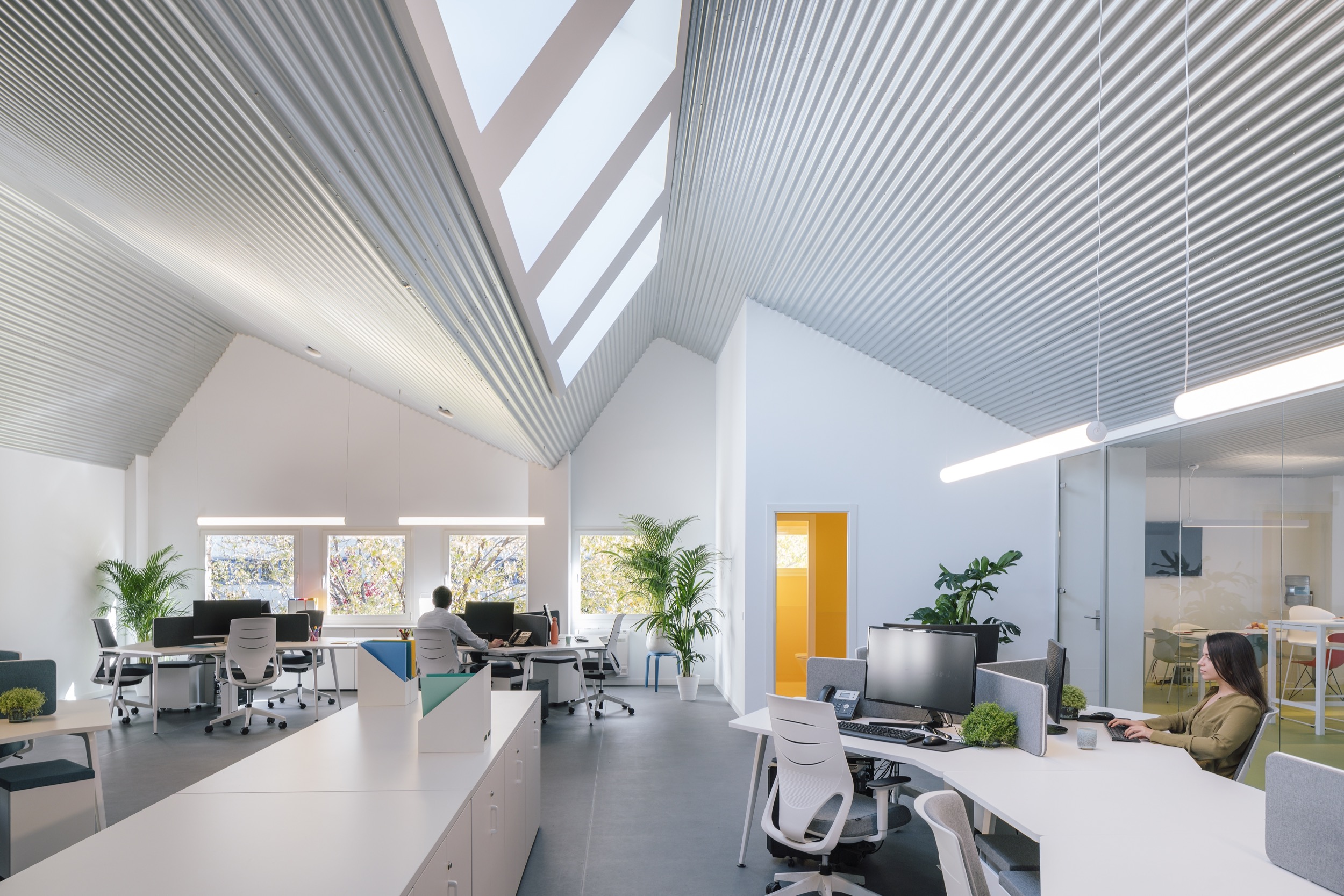 Gallery of Roof Window in Mostoles Office - 1