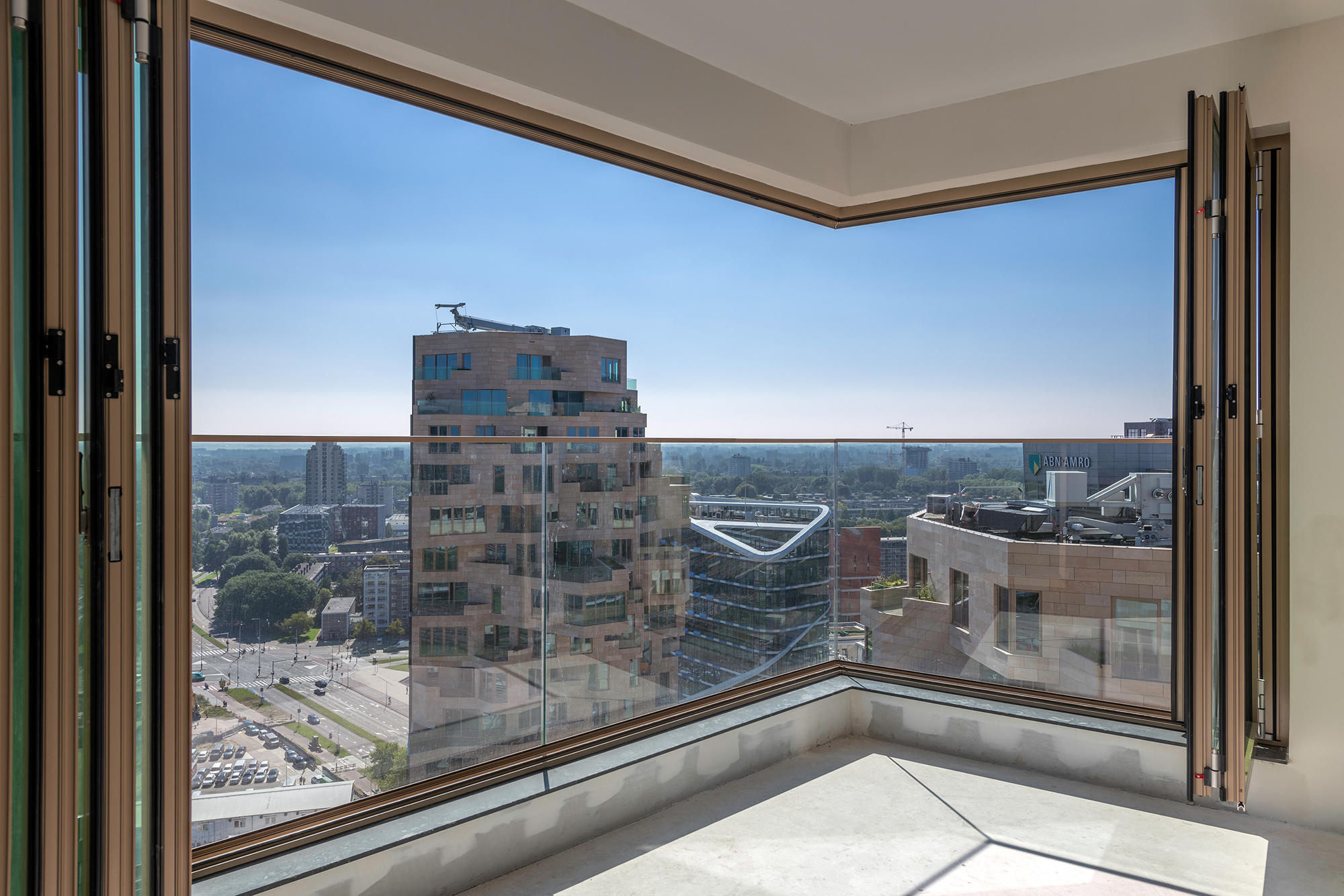 Bi-Folding Doors & Mirrored Facade in Valley Towers from Solarlux