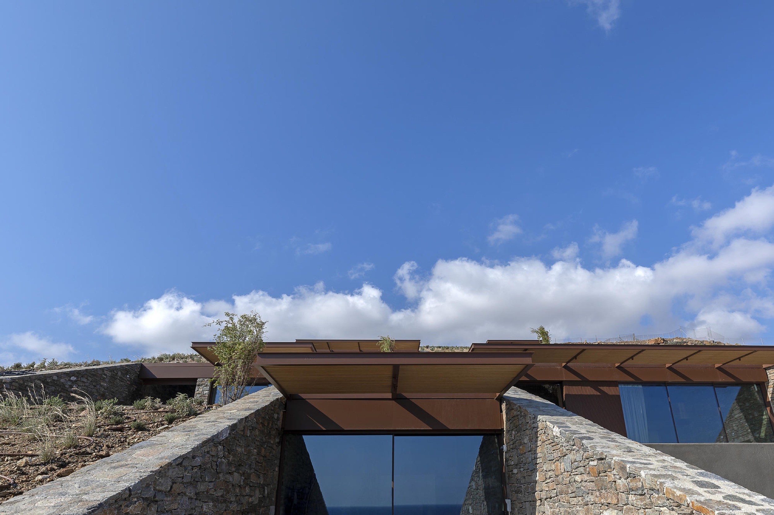 Gallery of Sliding System in Ncaved House - 9