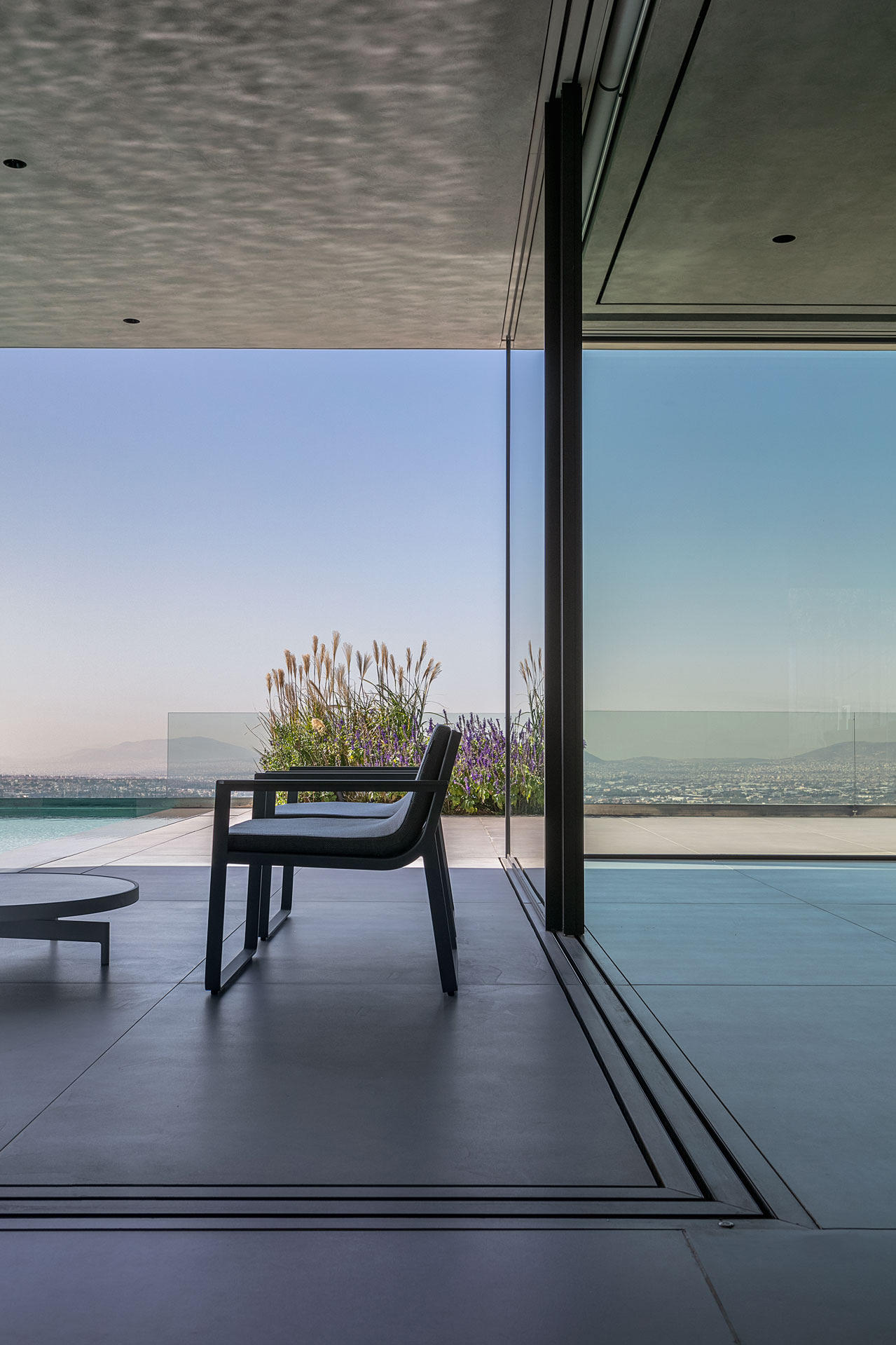 Gallery of Pivoting and Fixed Windows in Reflection House - 15