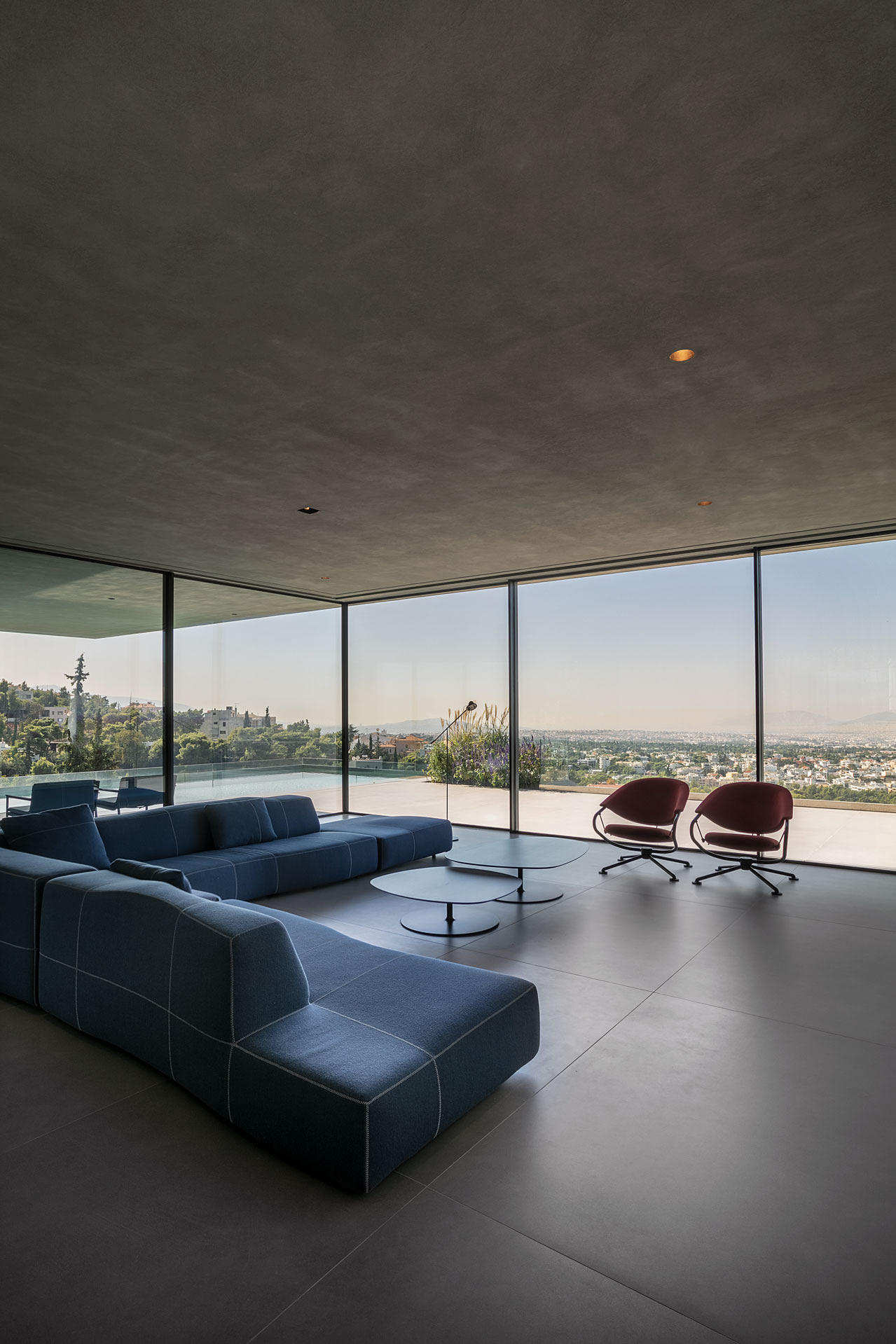 Gallery of Pivoting and Fixed Windows in Reflection House - 14