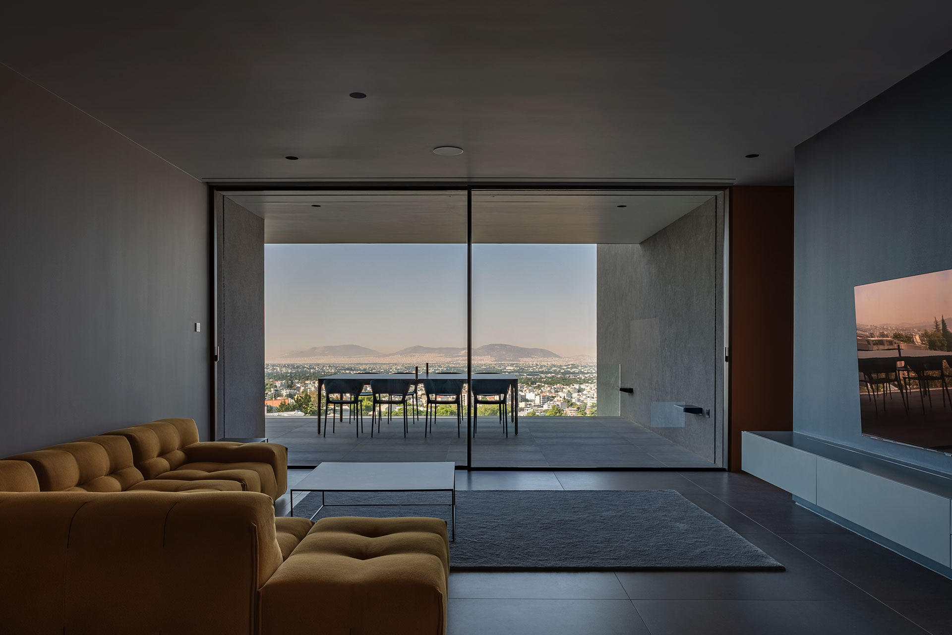 Gallery of Pivoting and Fixed Windows in Reflection House - 5