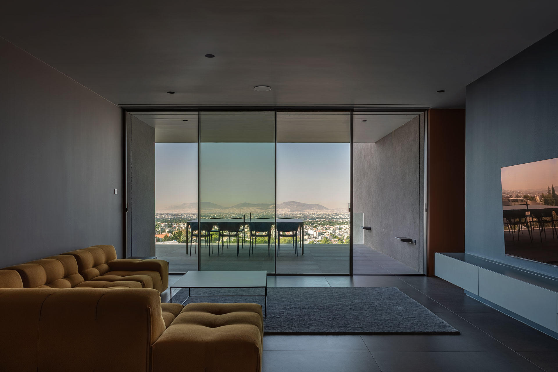 Gallery of Pivoting and Fixed Windows in Reflection House - 13