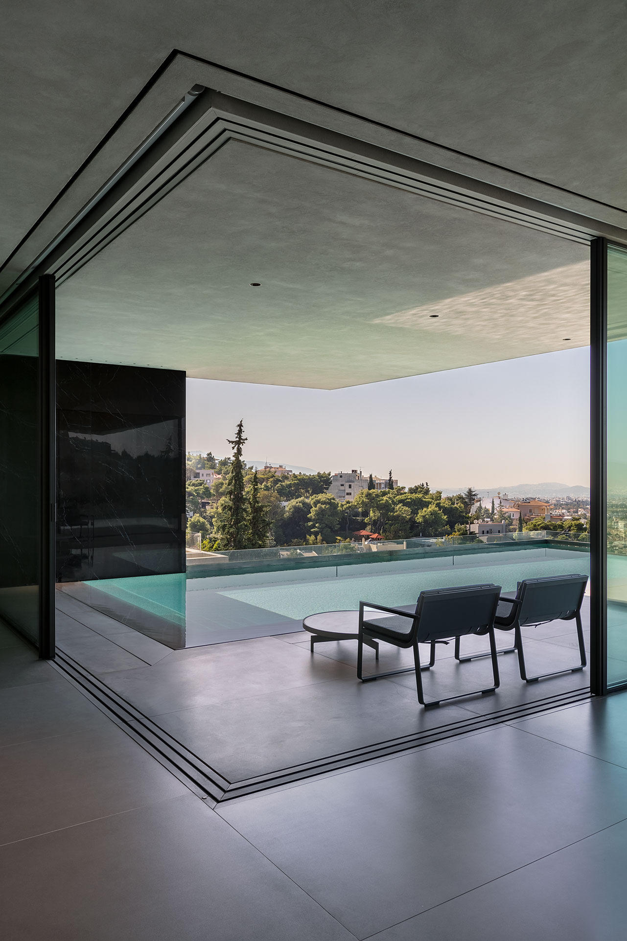 Gallery of Pivoting and Fixed Windows in Reflection House - 10