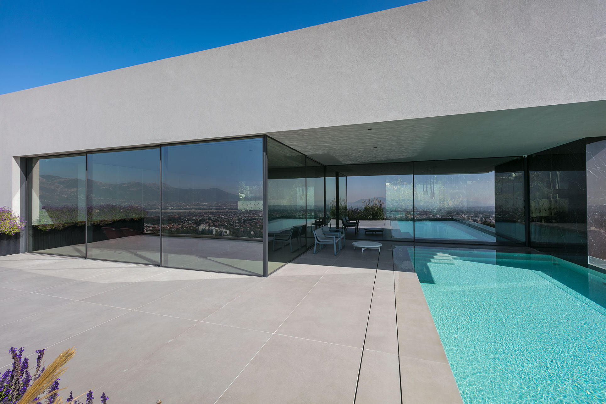 Gallery of Pivoting and Fixed Windows in Reflection House - 9