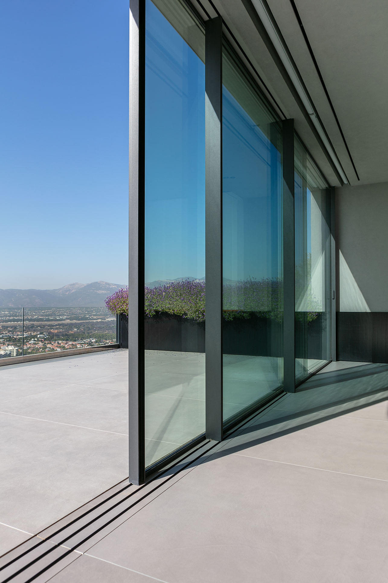Gallery of Pivoting and Fixed Windows in Reflection House - 7