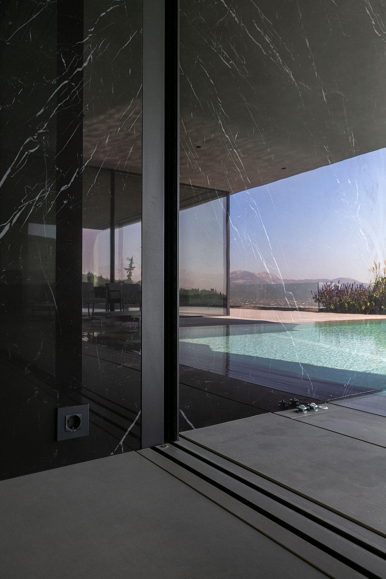 Gallery of Pivoting and Fixed Windows in Reflection House - 4