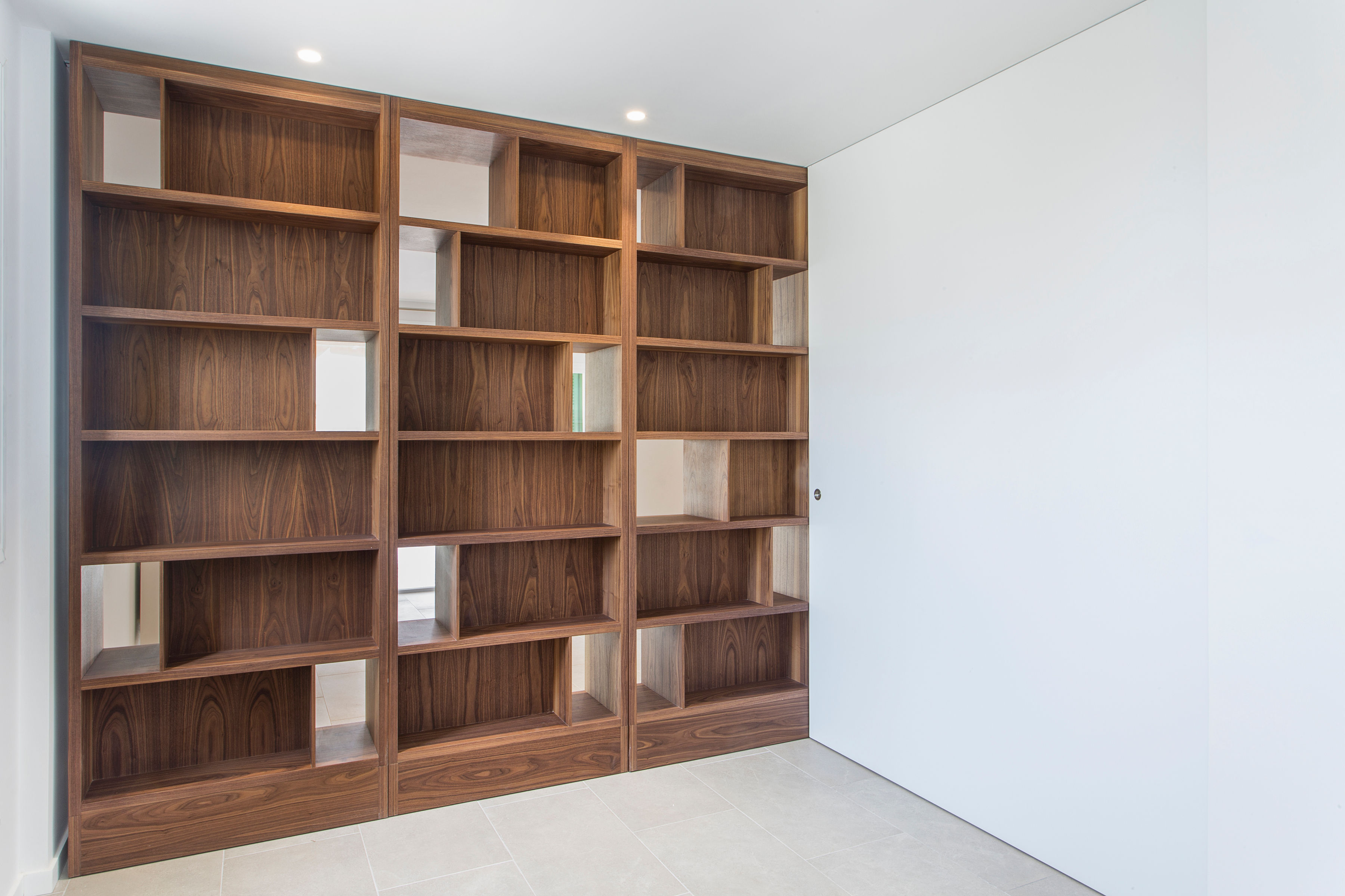 Gallery of Sliding Shelving Partitions in the Colonia House - 7