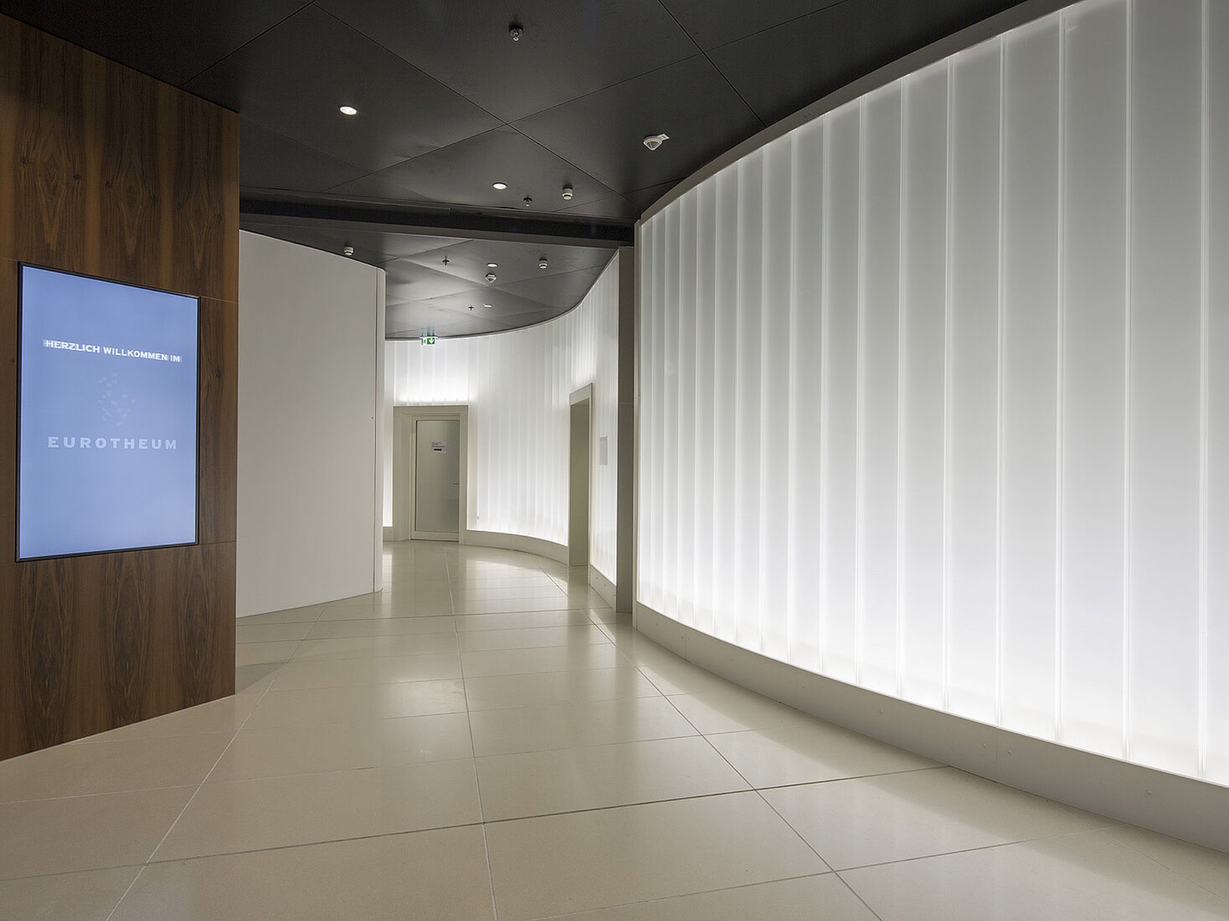 Gallery of Profiled Glass in The Eurotheum Building - 14