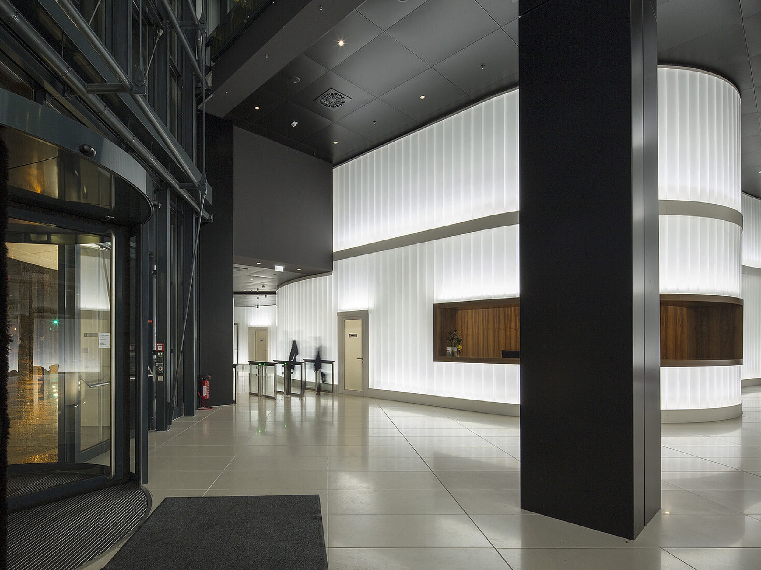 Gallery of Profiled Glass in The Eurotheum Building - 4