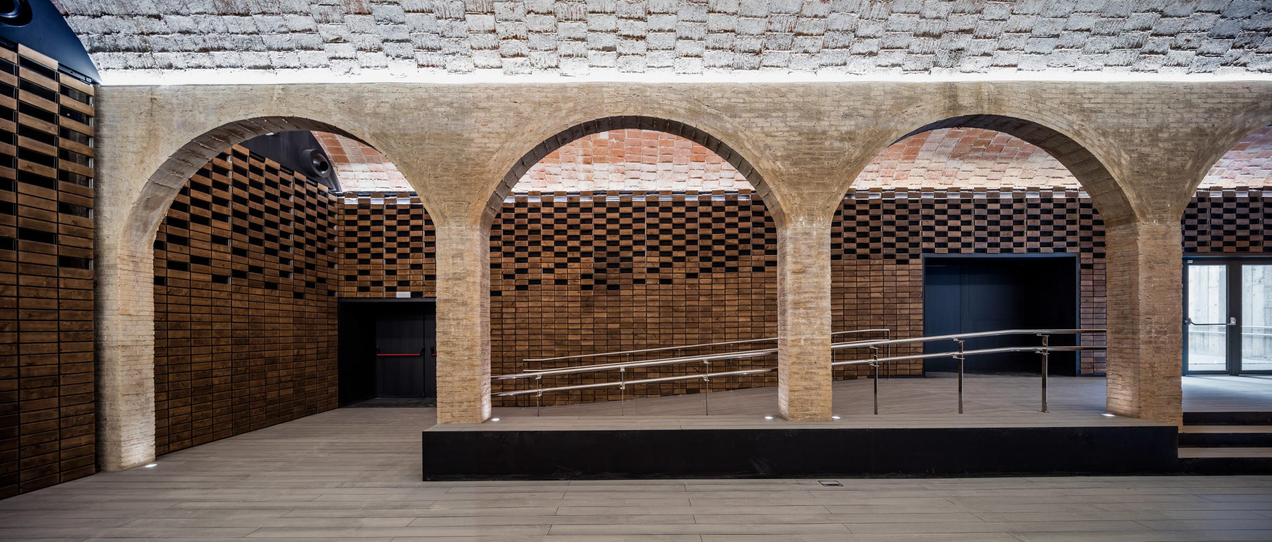 Gallery of Lattice Partition Walls in Deposito Rei Martí - 4