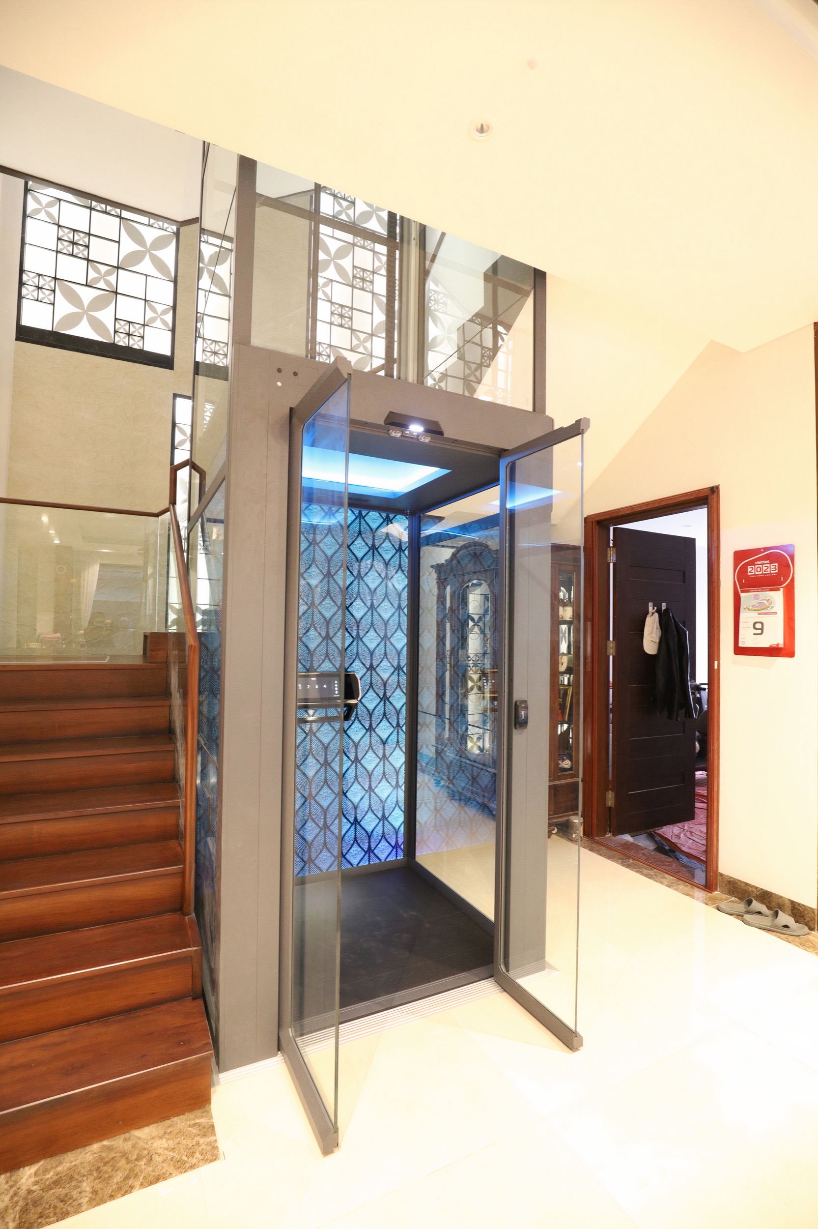 Gallery of Glass Cabin Lift in Private Residence - 5