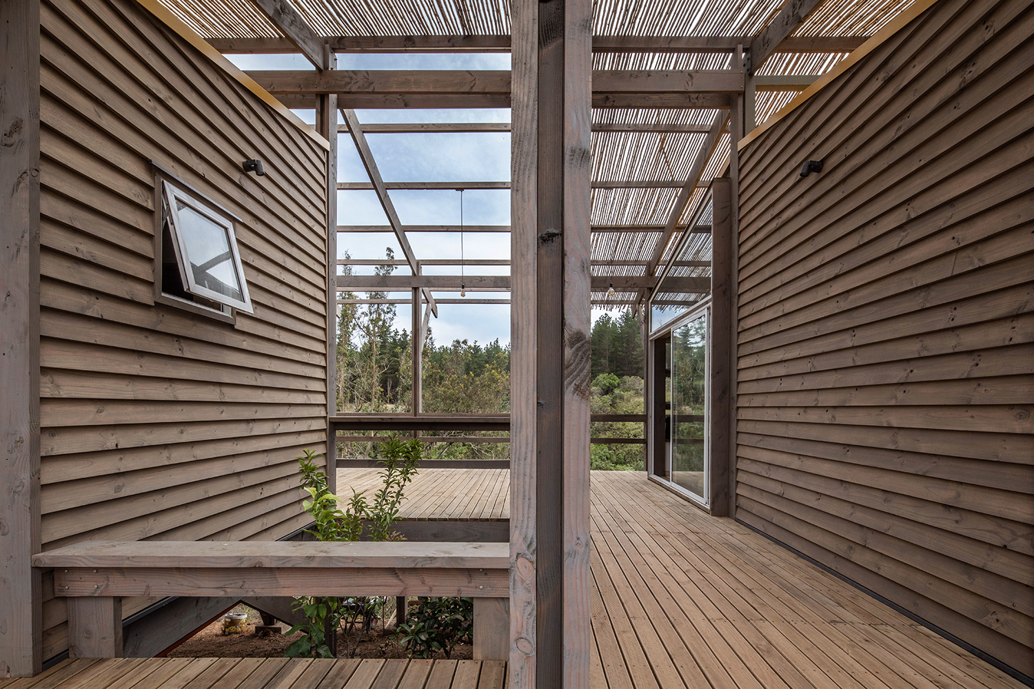 Galeria de Deck de madera en Casa Entreluz - 2