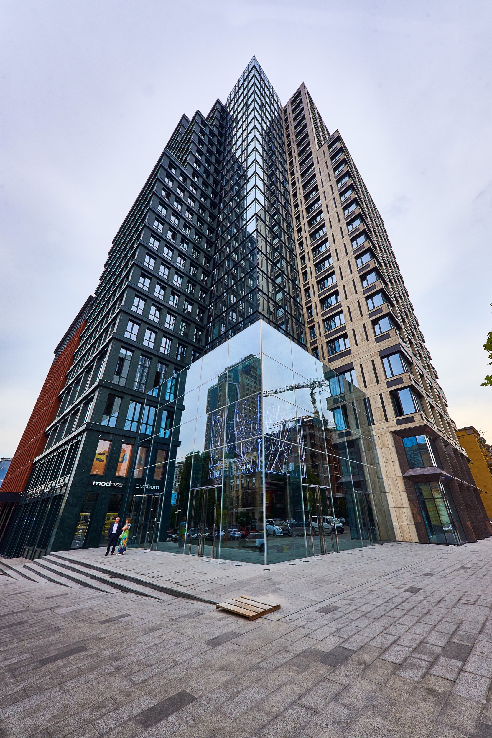 Gallery of All Glass Entrances in Chicago Cube - 12