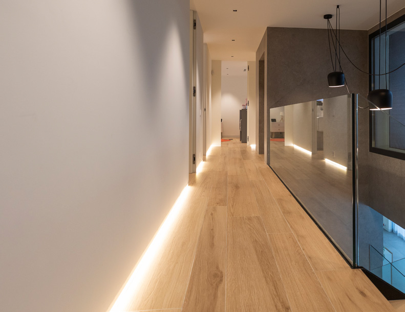 Galeria de Zocalos con iluminación integrada Butech - 3