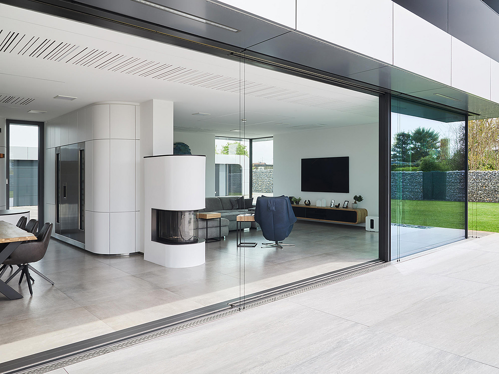 Frameless Sliding Windows in Villa Magdeburg from swissFineLine