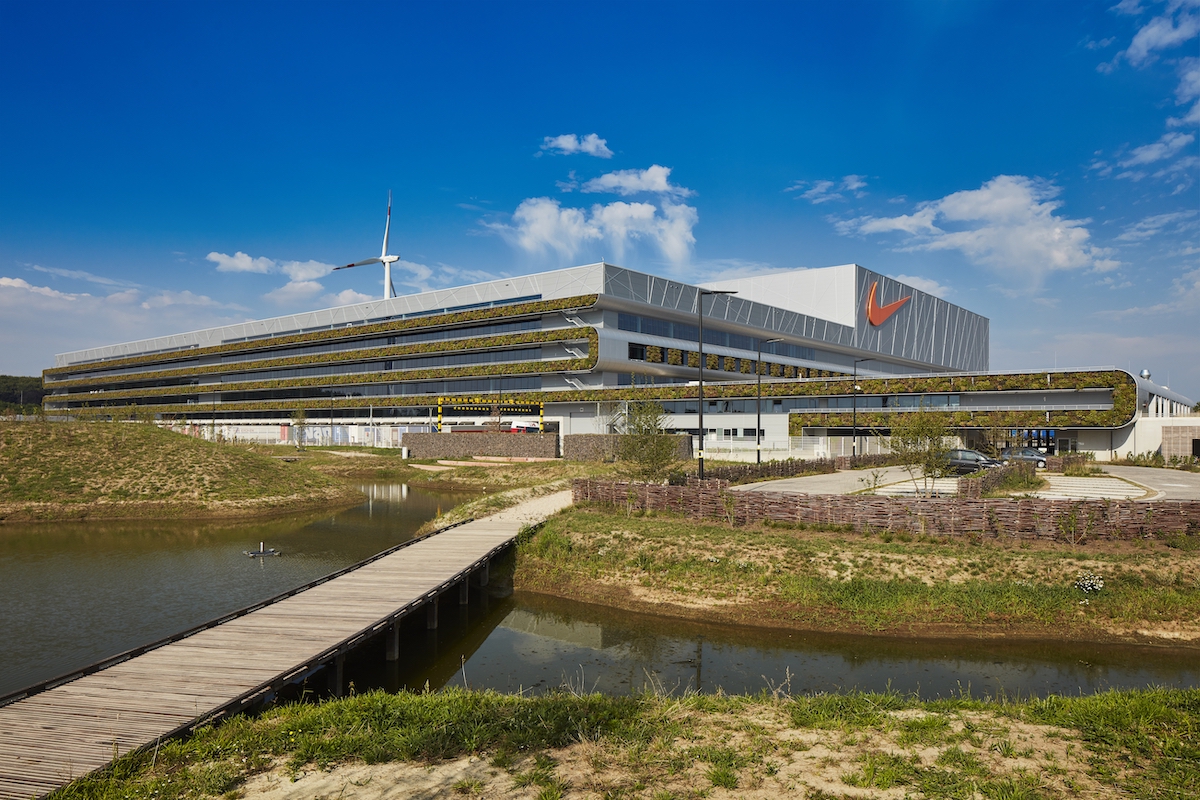 Gallery of Roofing Membrane in Nike European Logistics Campus - 3