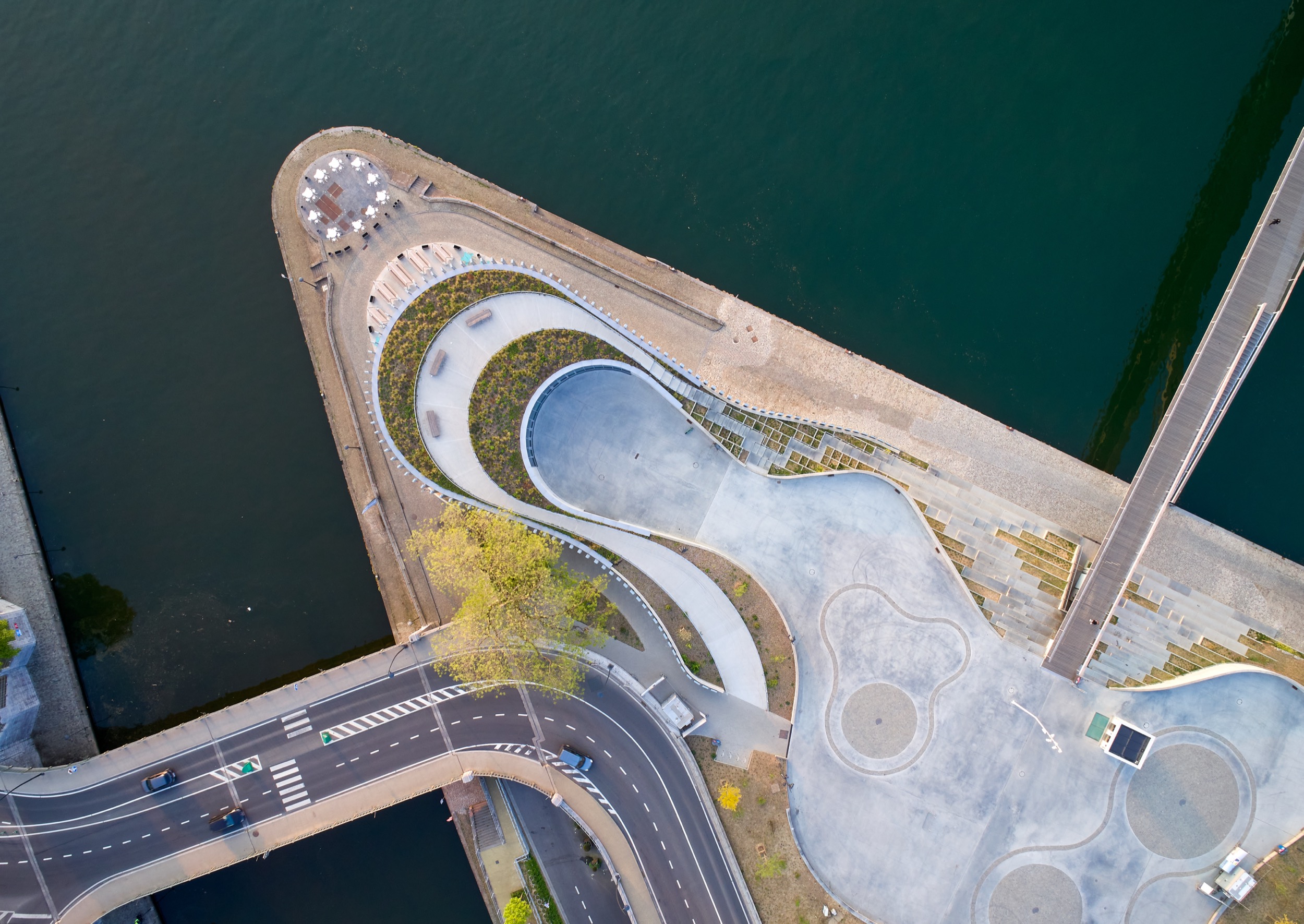 Gallery of Roofing Membrane in the La Confluence Building - 3