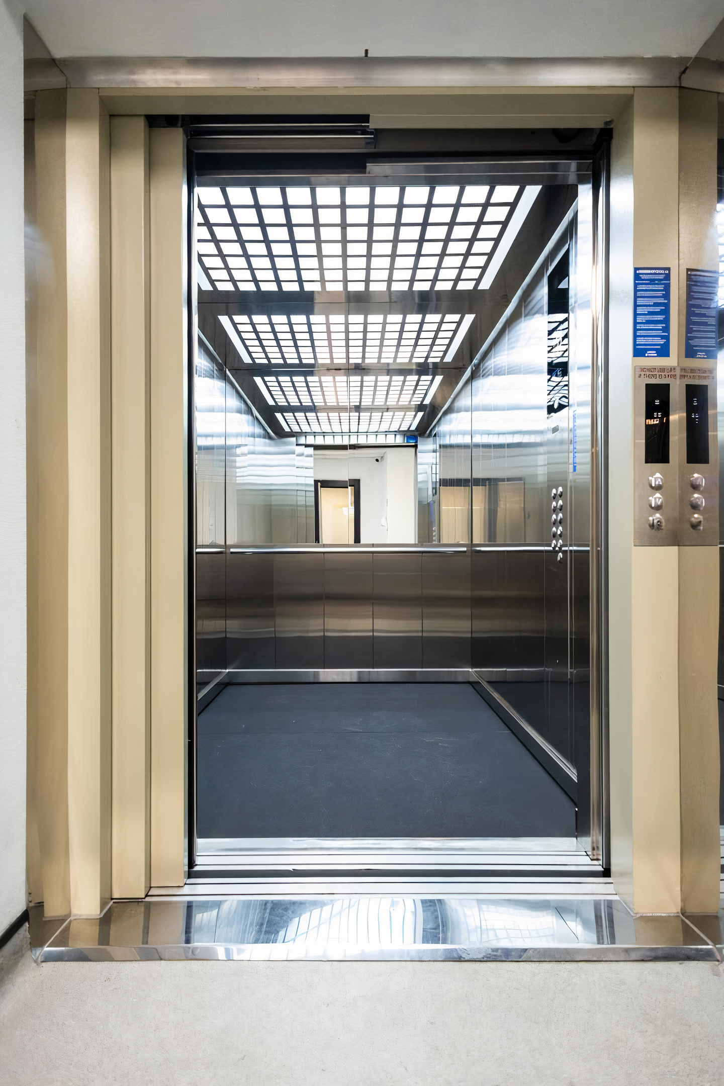 Gallery of Elevator at Medical Center Unirea in Romania - 2