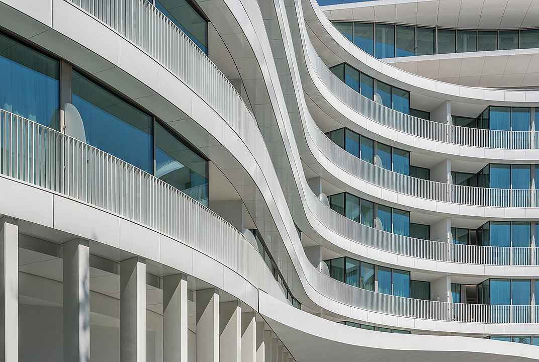 Wavy Ceramic Tiles on Organic Fontenay Hotel Facade| LONGOTON from MOEDING