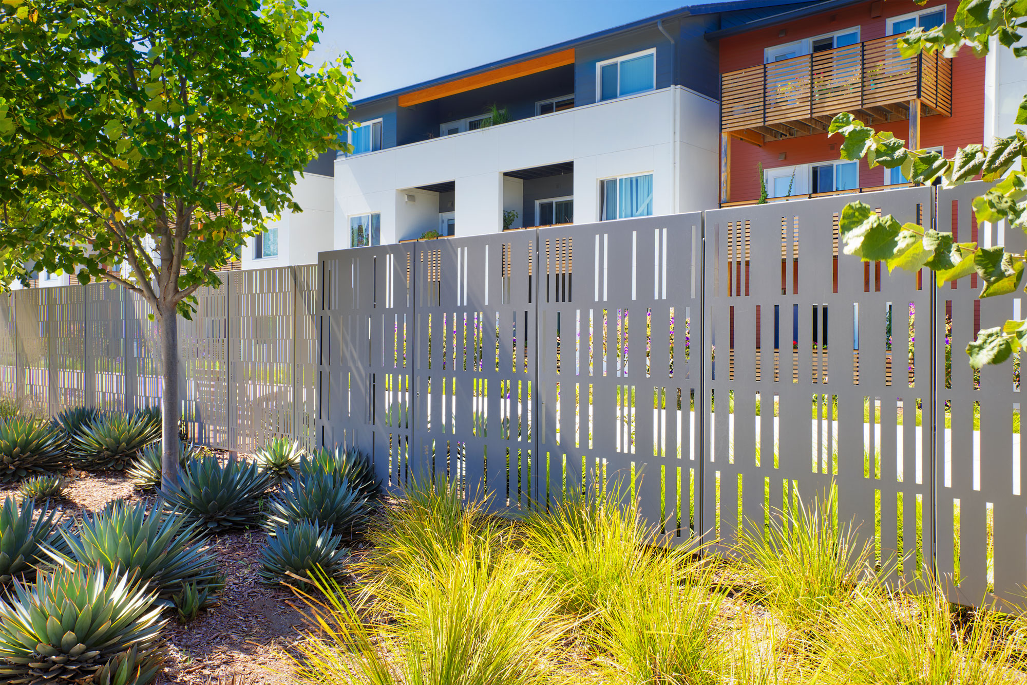 Fence Systems at Sequoia Belle Haven from BŌK Modern