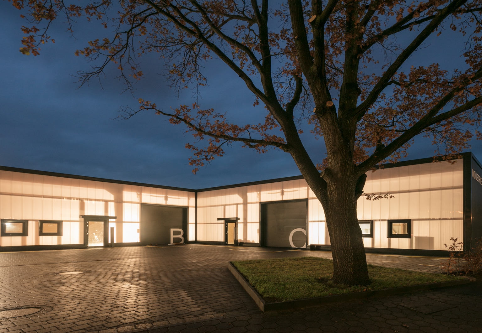 Gallery of Translucent Building Elements in Workshop Center - 5