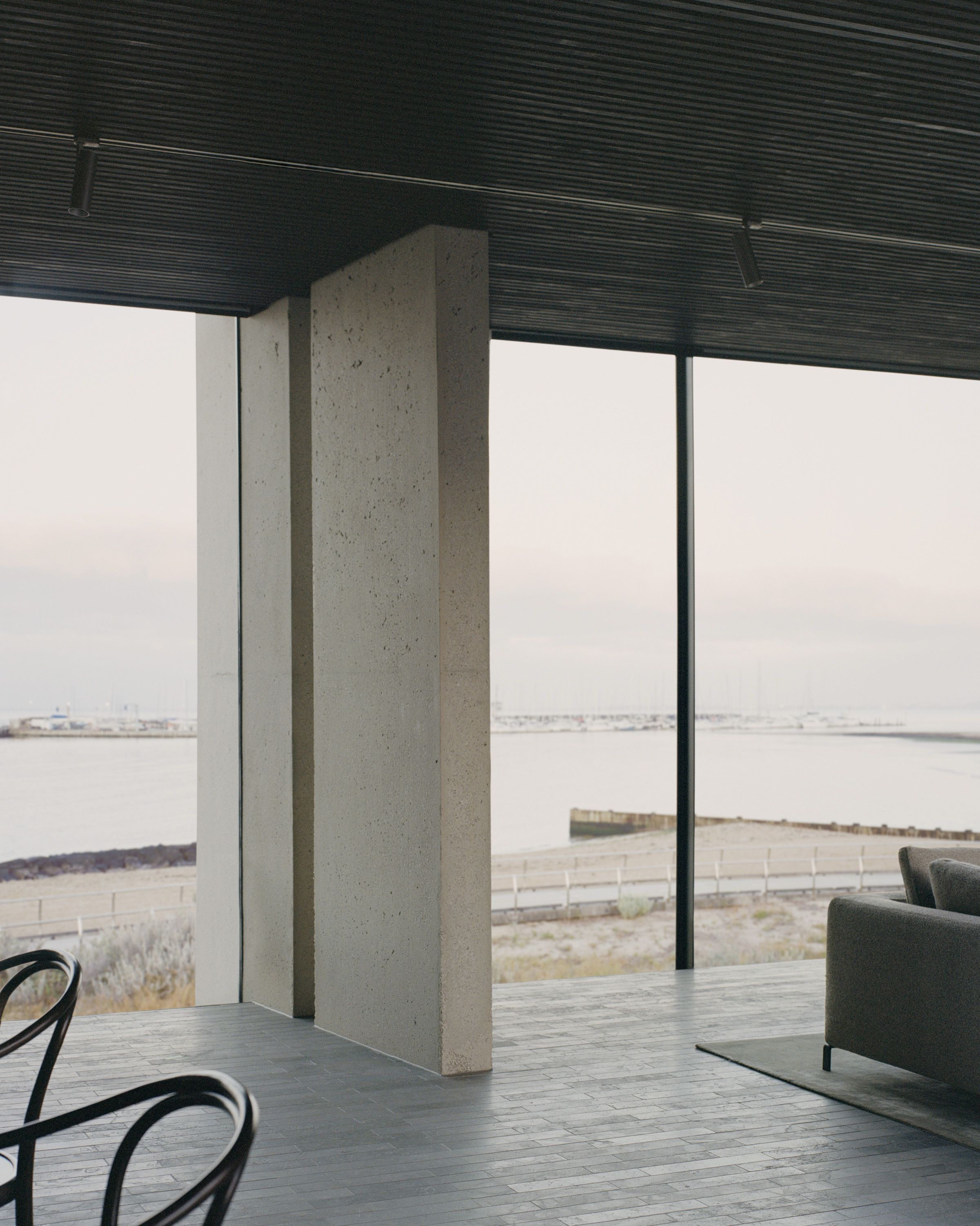 Gallery of External Bi-Fold Screens in House on the Bay - 12
