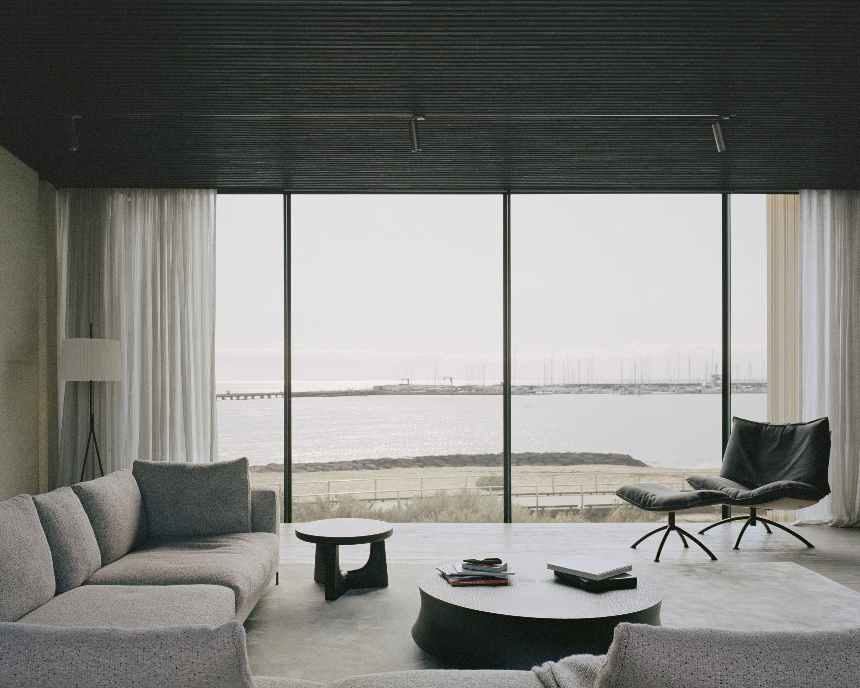 Gallery of External Bi-Fold Screens in House on the Bay - 9