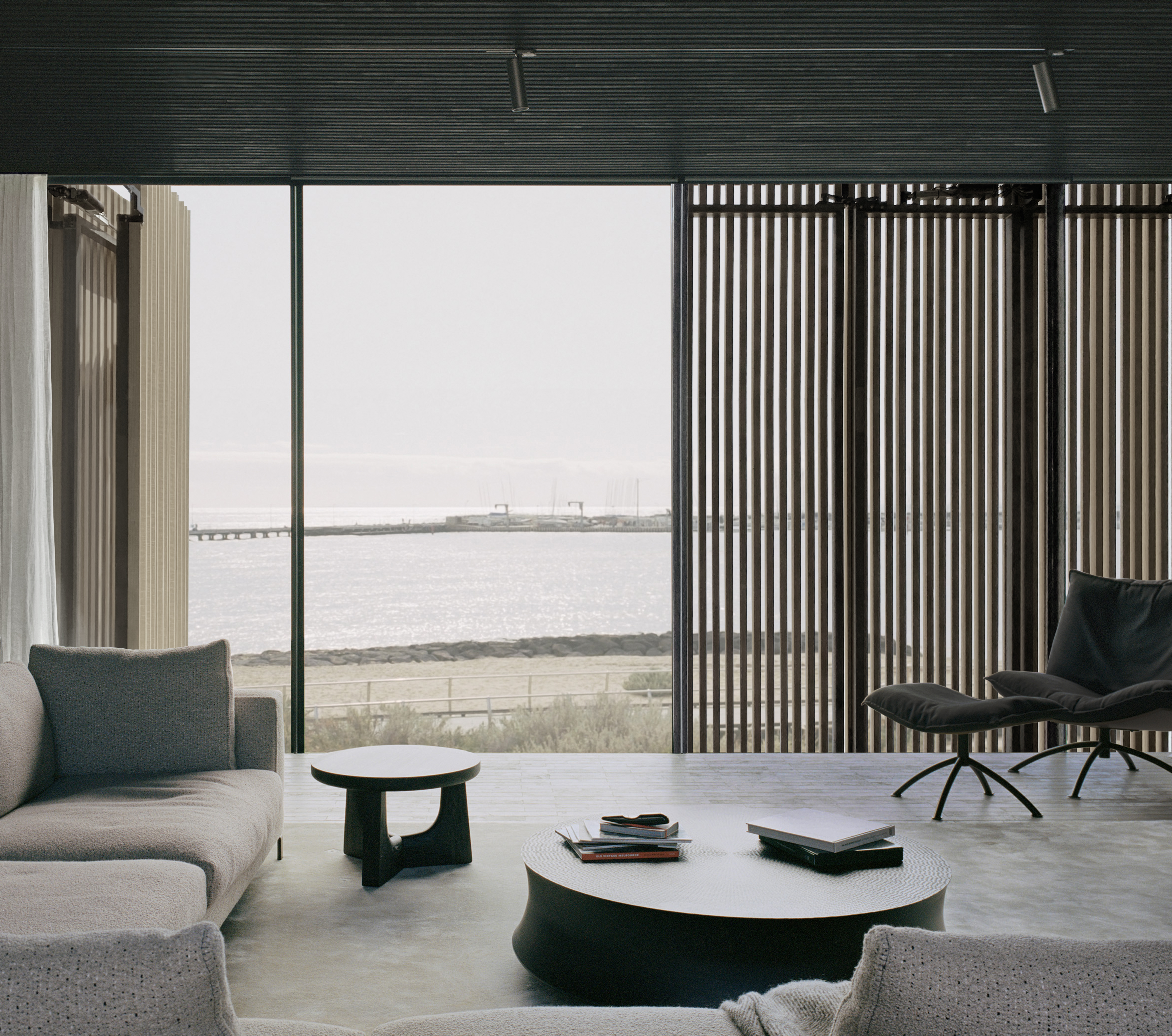 Gallery of External Bi-Fold Screens in House on the Bay - 10