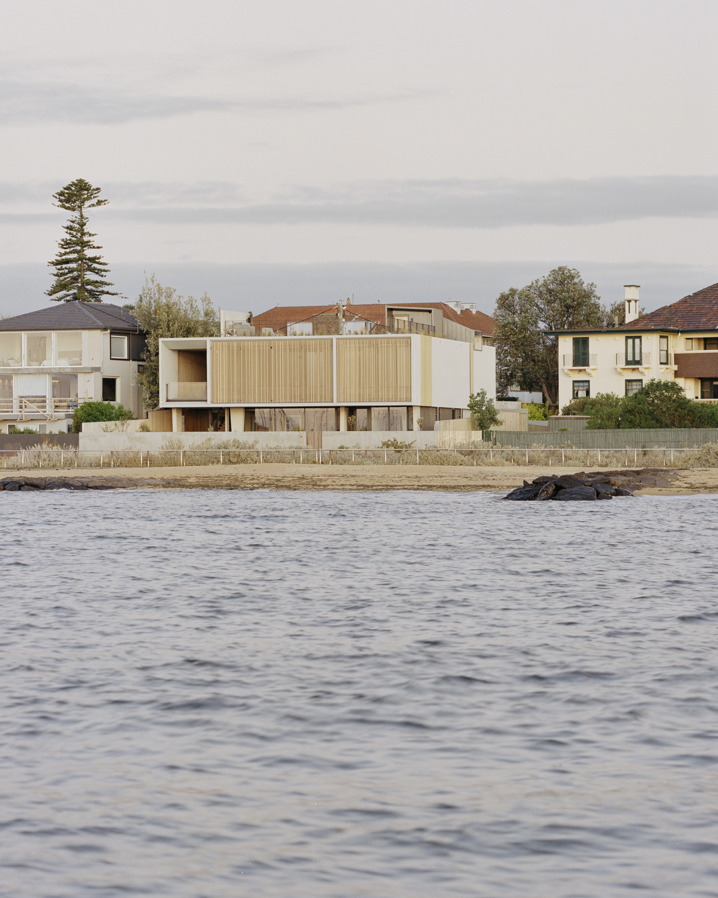 Gallery of External Bi-Fold Screens in House on the Bay - 5