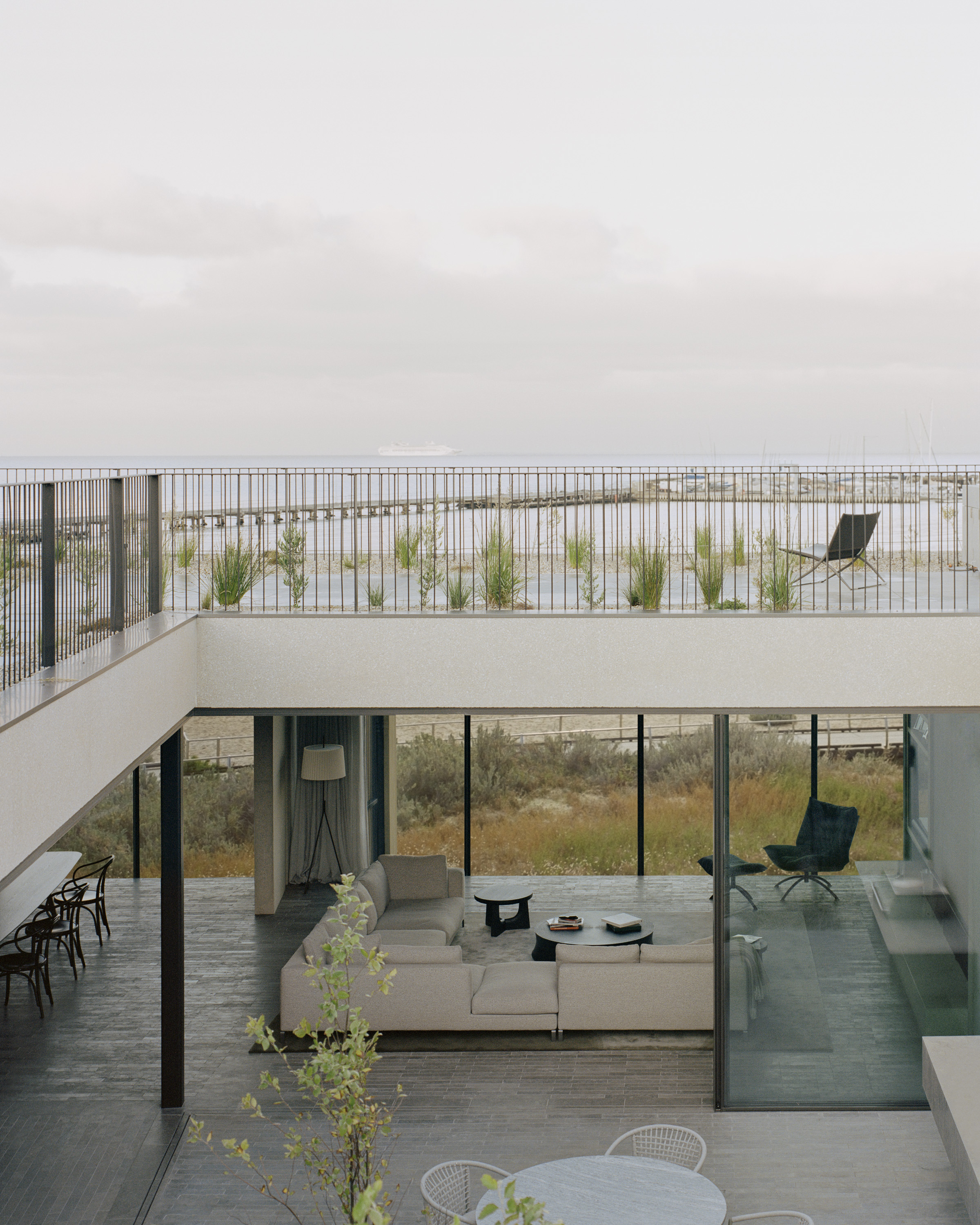 Gallery of External Bi-Fold Screens in House on the Bay - 4
