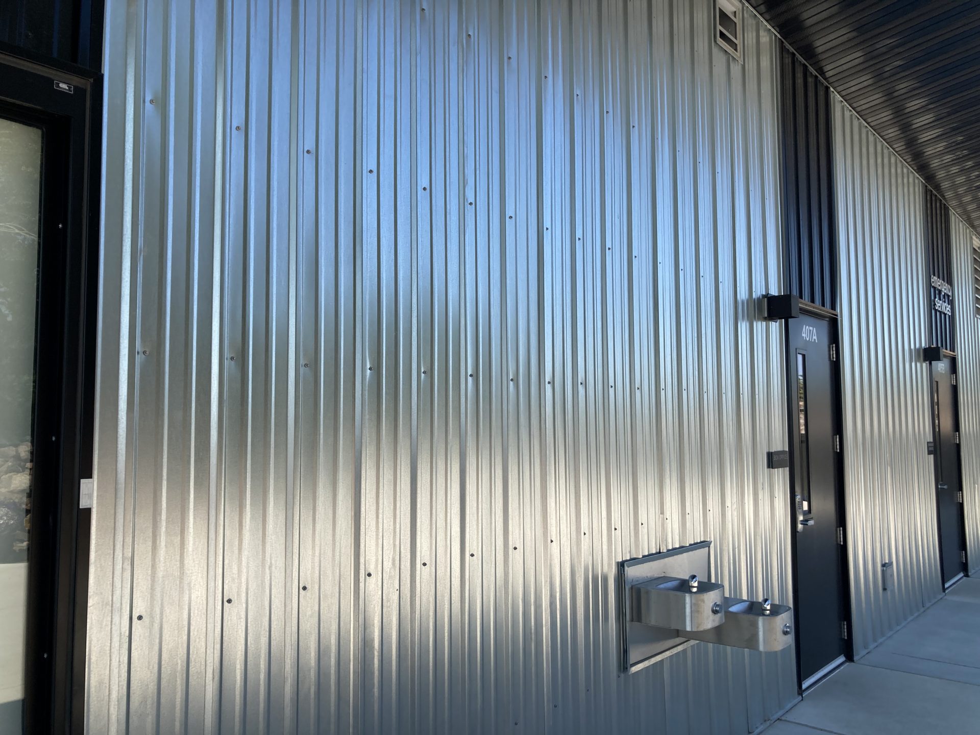 Gallery of Metalic Wall Panels at Ledge Amphitheater - 4