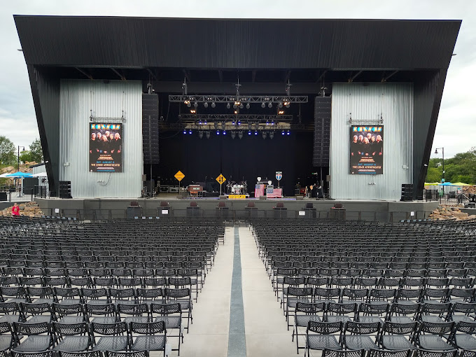 Gallery of Metalic Wall Panels at Ledge Amphitheater - 2