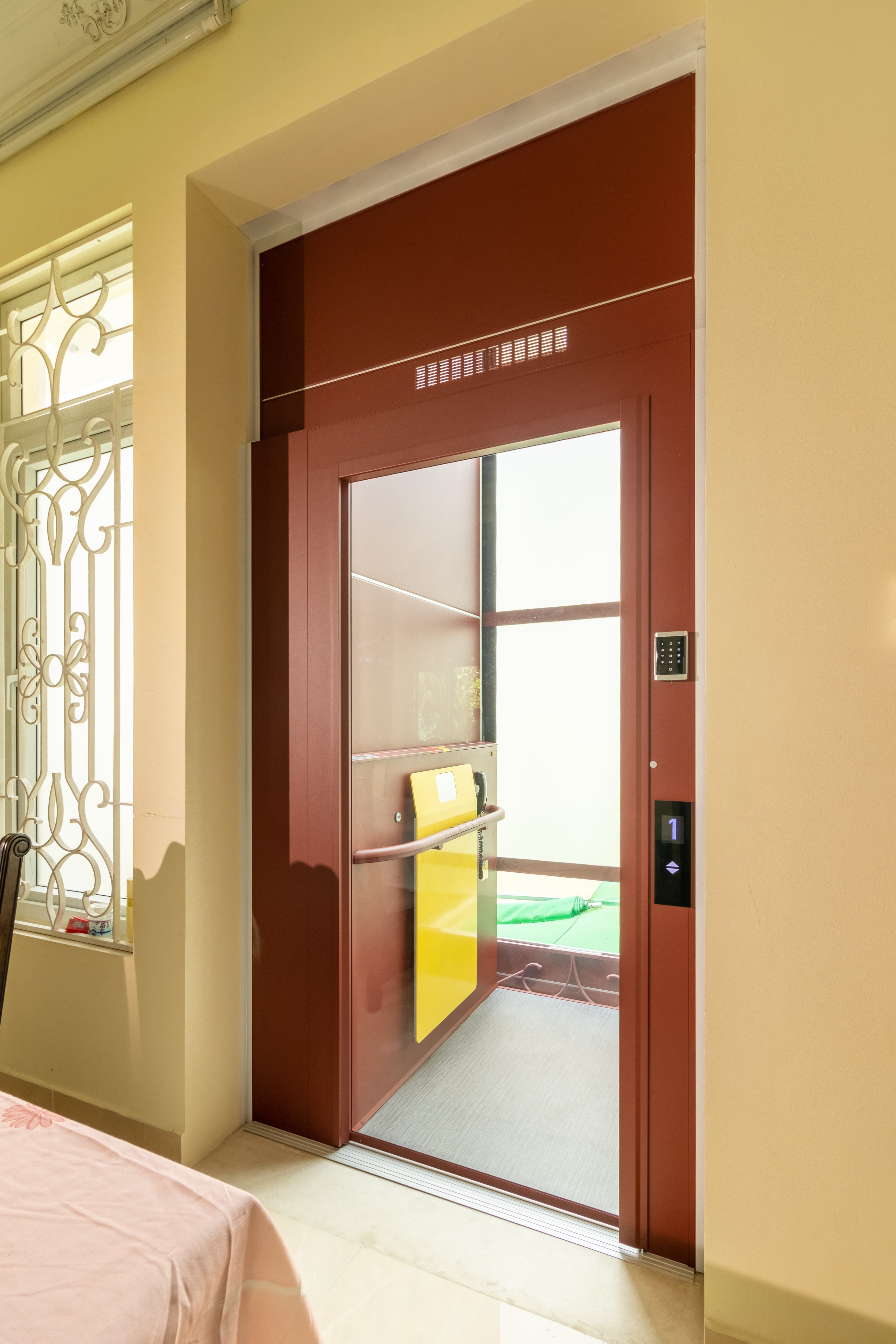 Gallery of Outdoor Glass Elevator for Panoramic Villa Views - 7