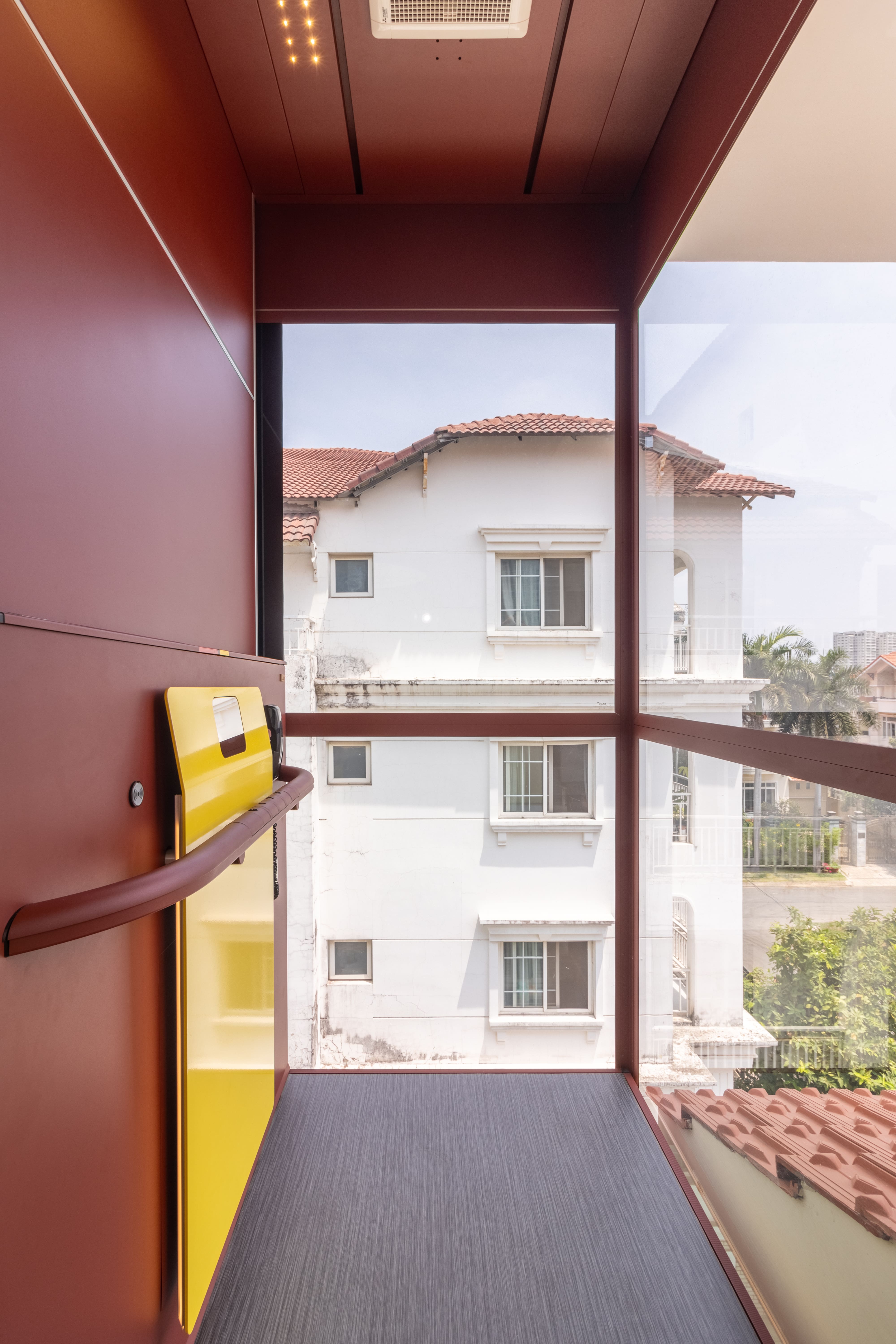 Gallery of Outdoor Glass Elevator for Panoramic Villa Views - 4