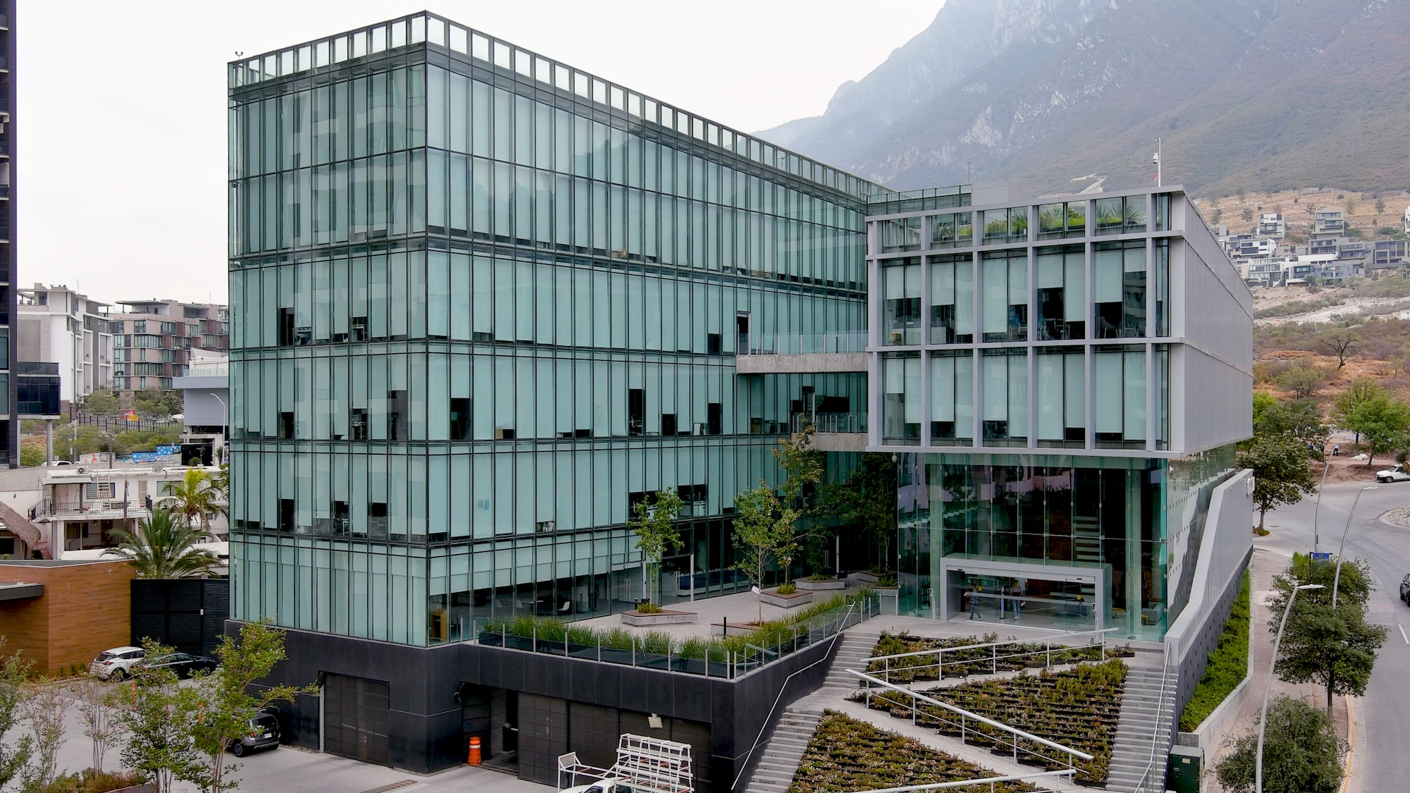 Galeria de Vidrio de baja emisividad en edificio corporativo - 5